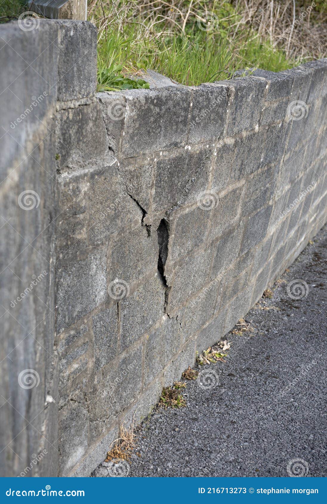 Wall Falling Due To Large Crack in Bricks Stock Image - Image of brick ...