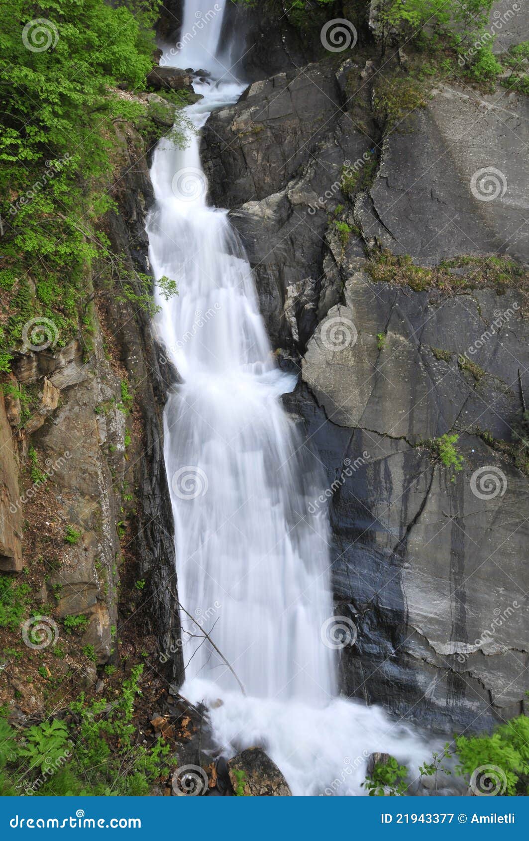 Vertical waterfall stock image. Image of nature, daytime - 21943377