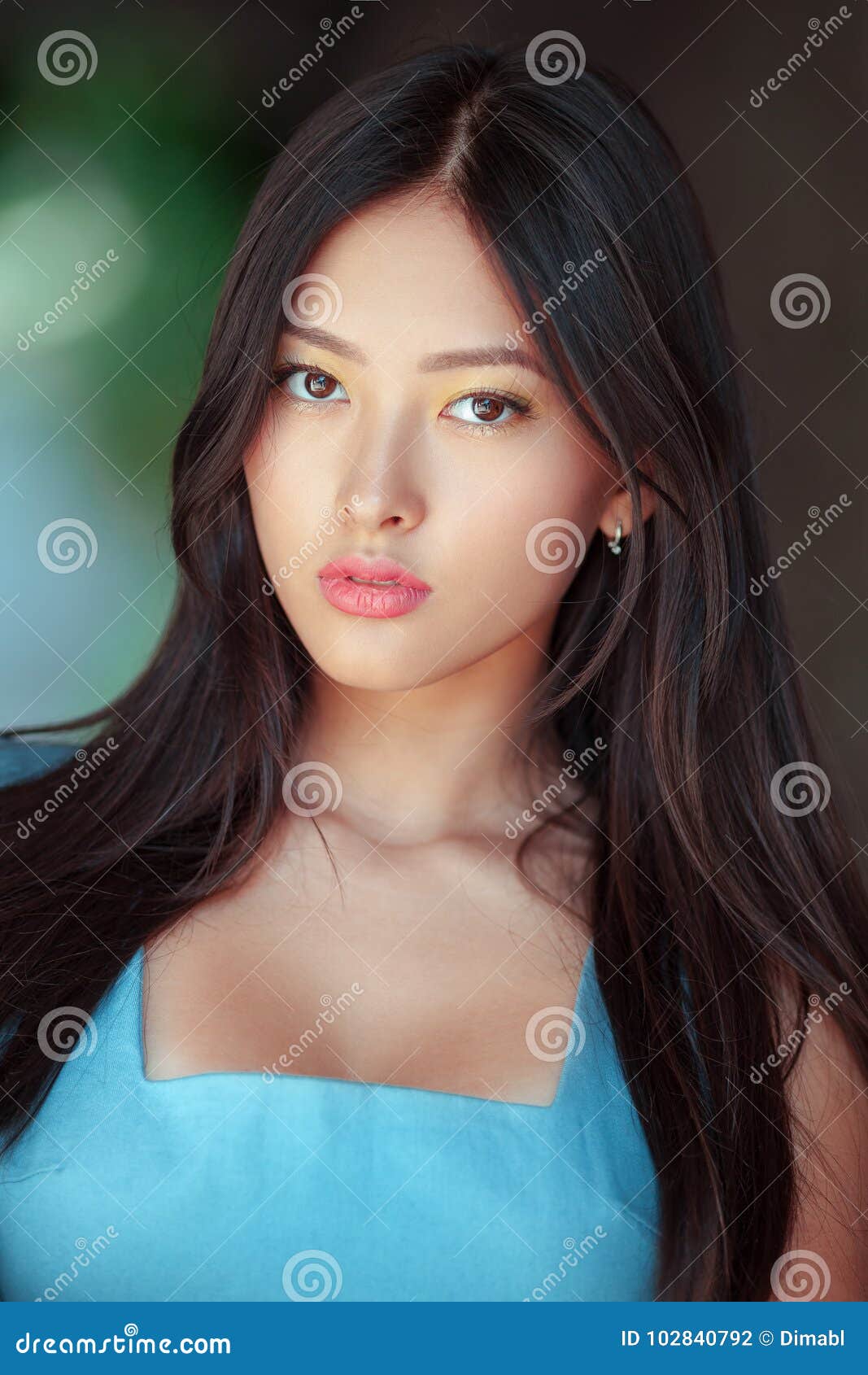Verticale Asiatique Attrayante De Femme Photo Stock Image Du Exciter