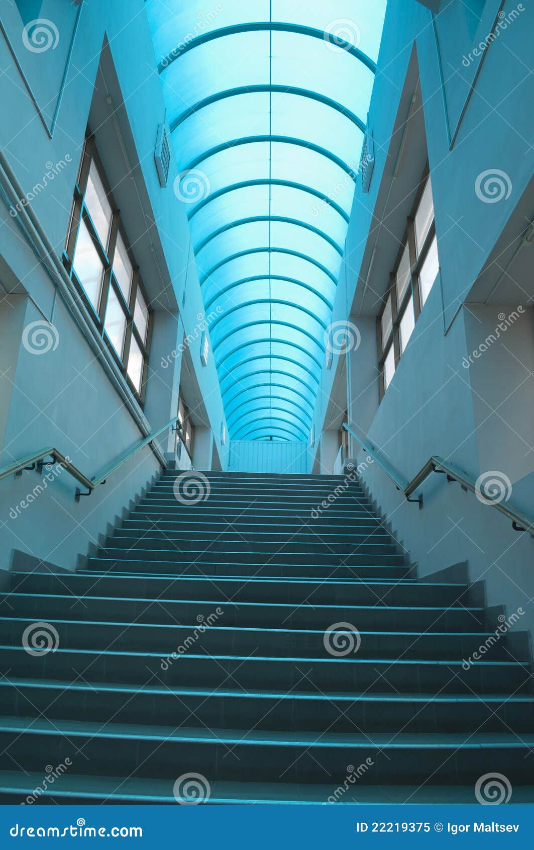 Verticale blu della scala immagine stock. Immagine di interno - 22219375