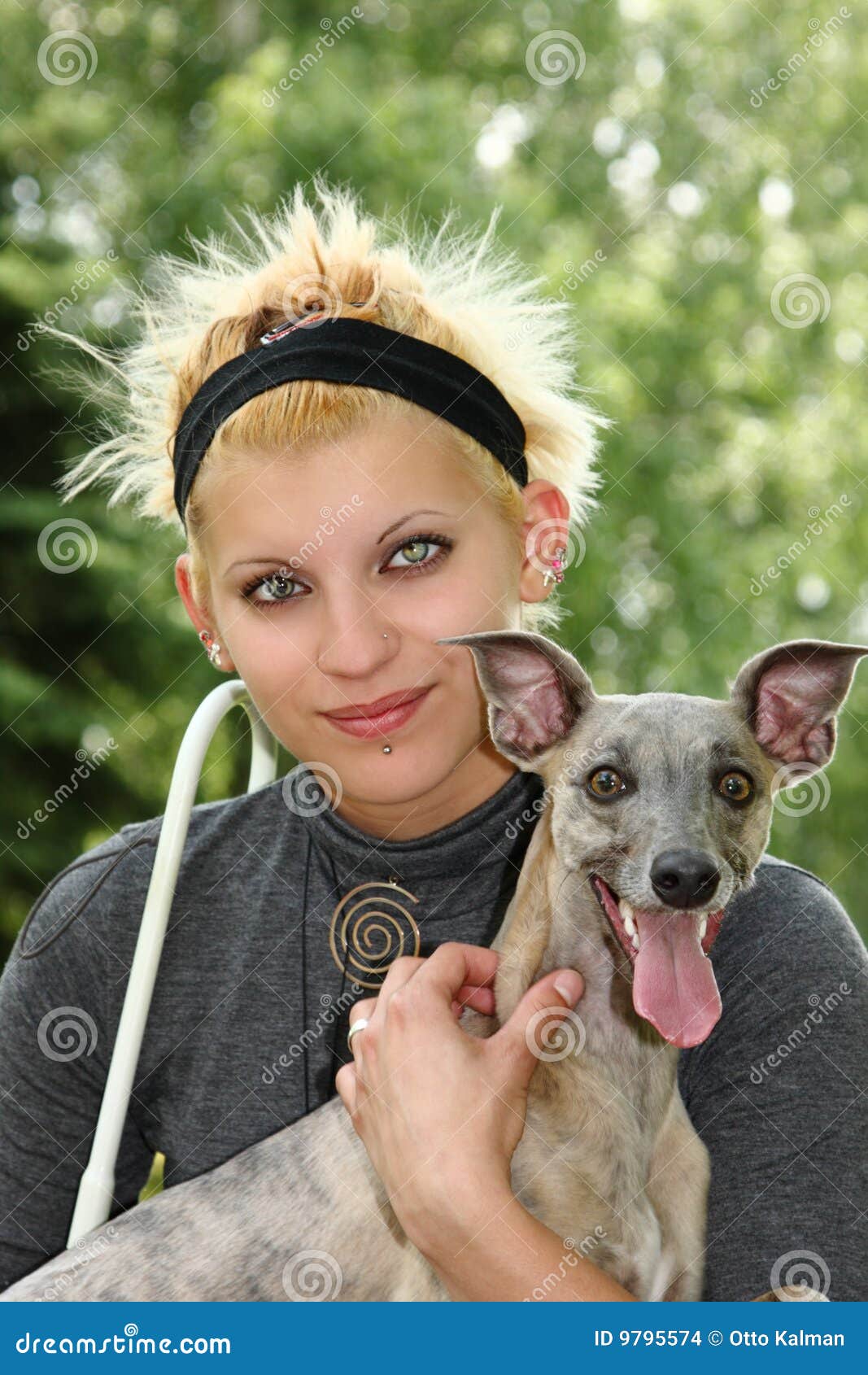 Verticale borgne de femme photo stock. Image du adulte - 9795574