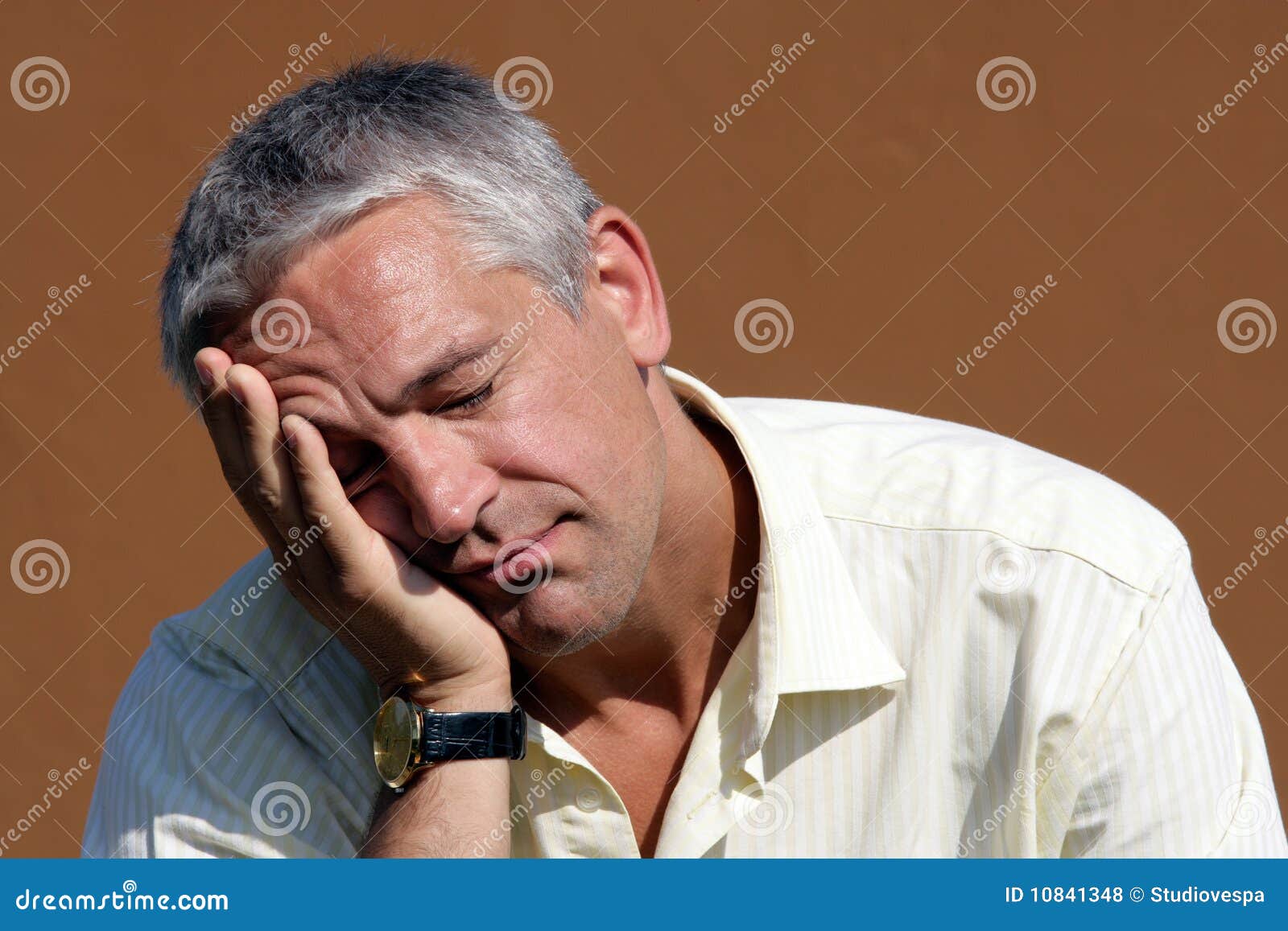 Verticale D'homme Somnolent Photo stock - Image du fermer, fond: 10841348