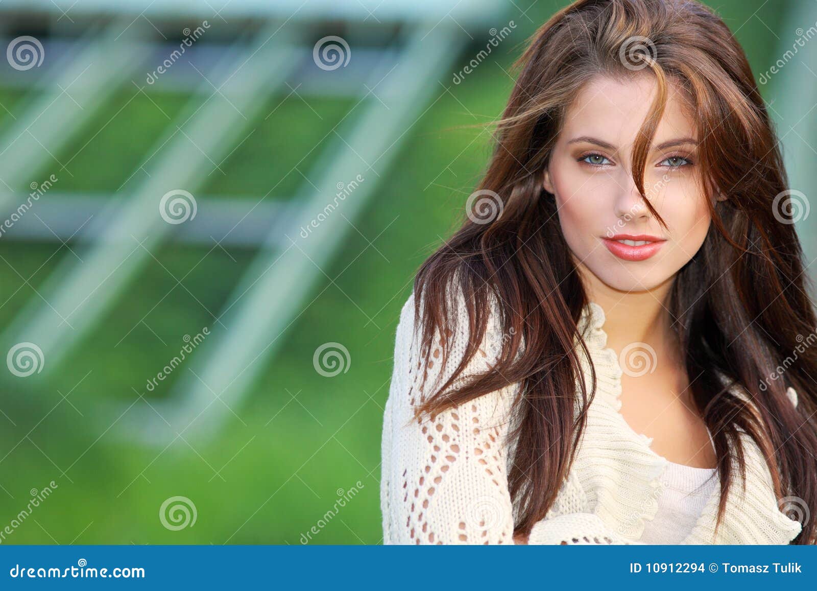 Verticale D'un Beau Sourire De Jeune Dame Photo stock - Image du fermer ...