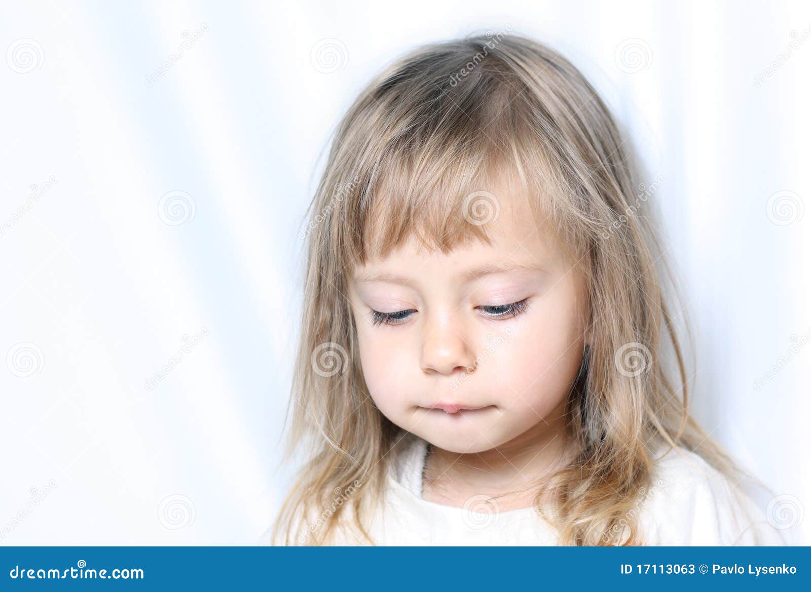 Verticale D'un Enfant Avec Les Yeux Tristes Image stock - Image du ...