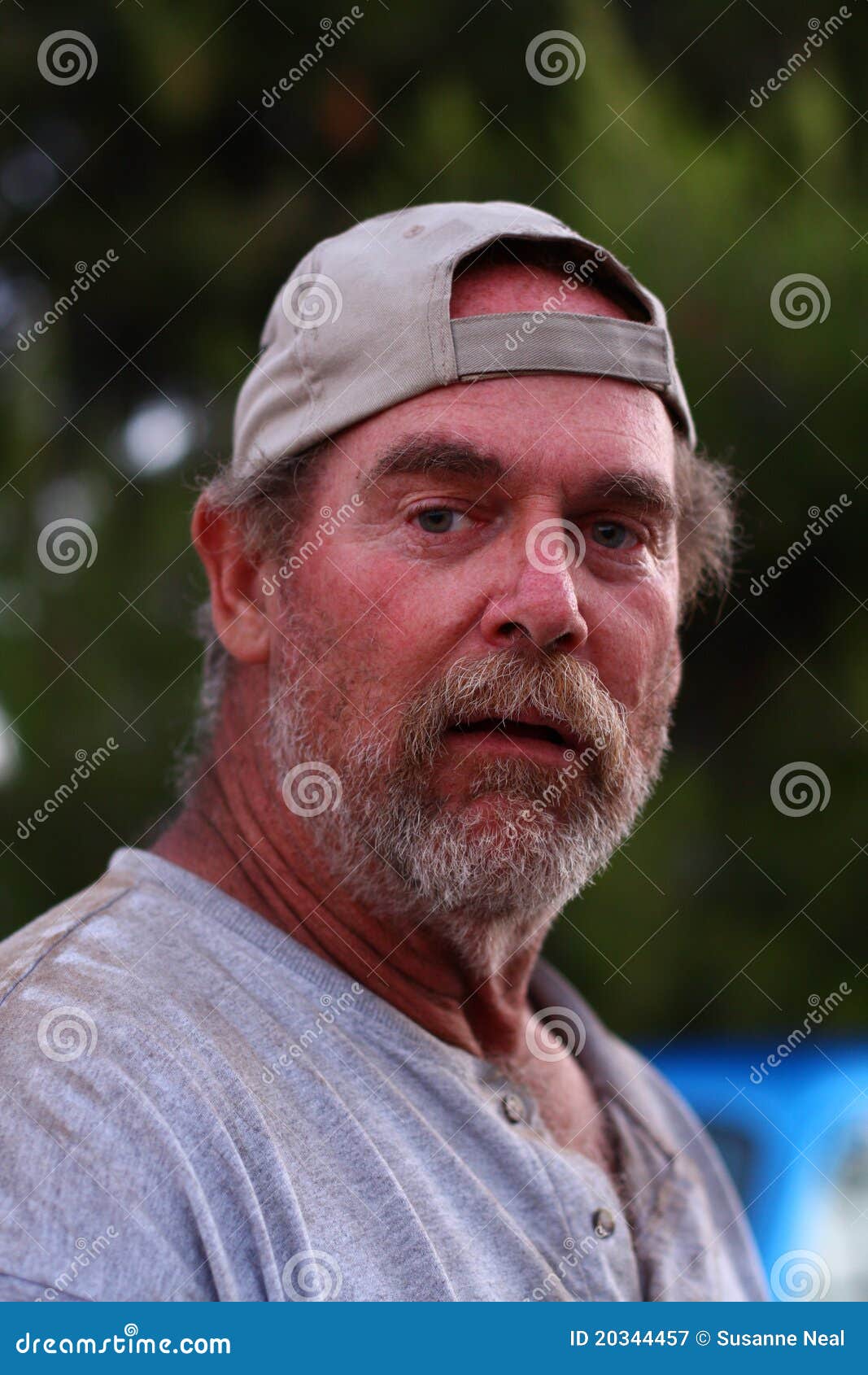 Verticale D'un Homme Sans Foyer Image stock - Image du regarder, down ...