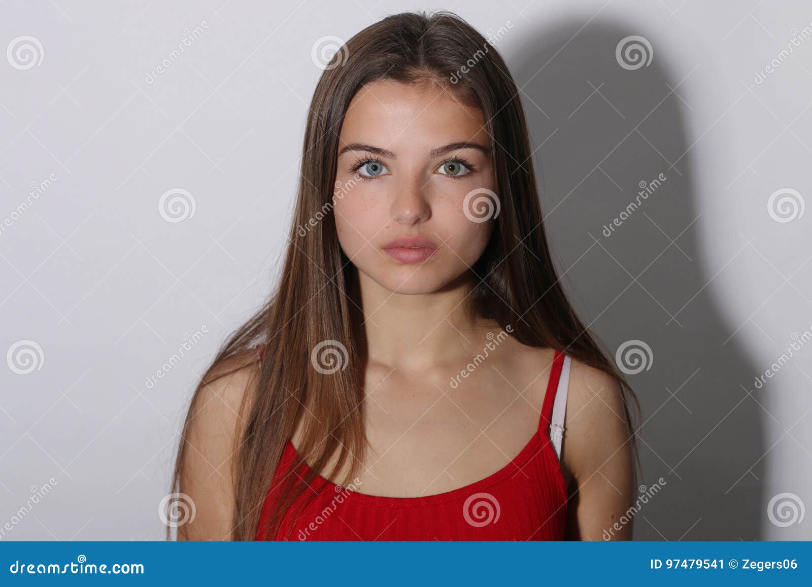 Verticale D'une Belle Fille D'adolescent Regard De Mode Image stock ...