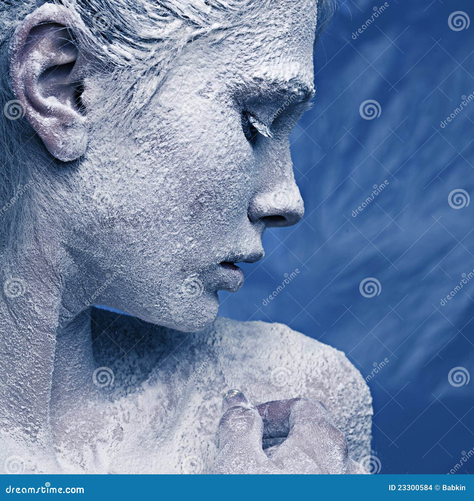 Verticale D'une Belle Fille Dans Le Gel Photo stock - Image du gelée ...