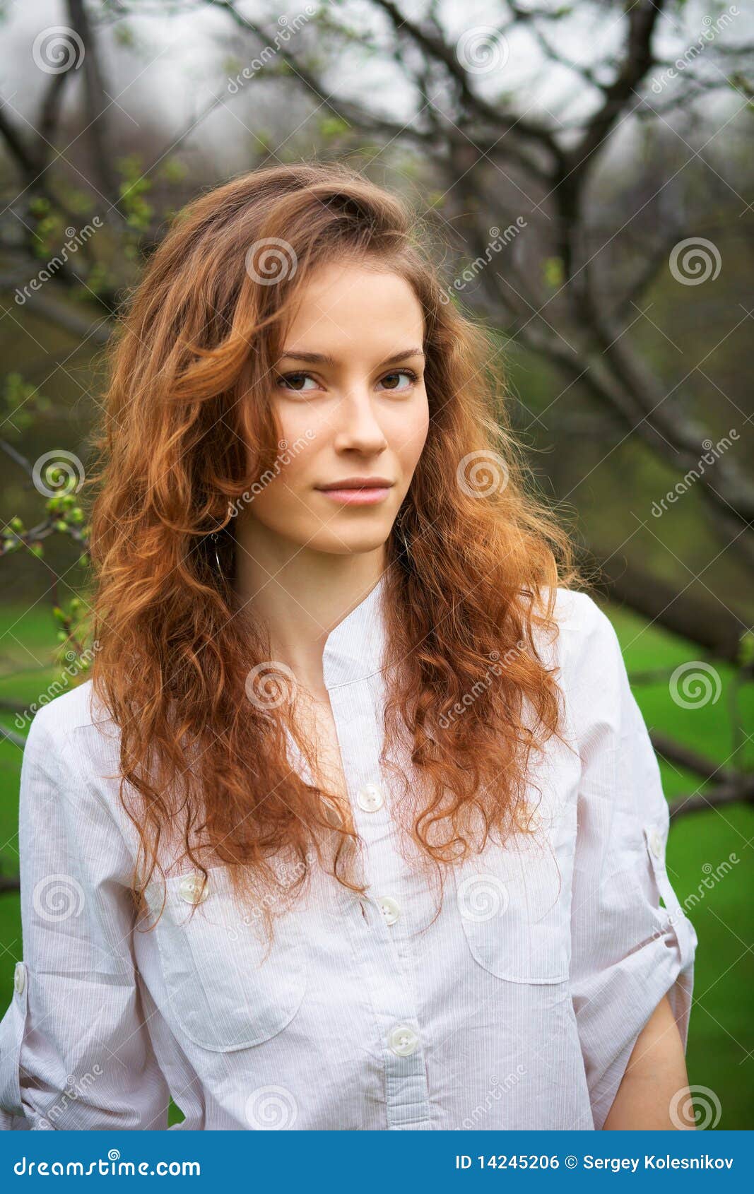 Verticale D'une Belle Fille Rousse Photo stock - Image du heureux ...