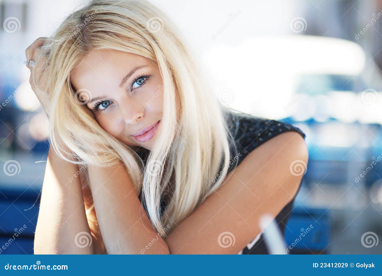 Verticale D'une Belle Jeune Femme Blonde En Café Image stock - Image du ... Verticale D'une Belle Jeune Femme Blonde En Café Image stock - Image du ...