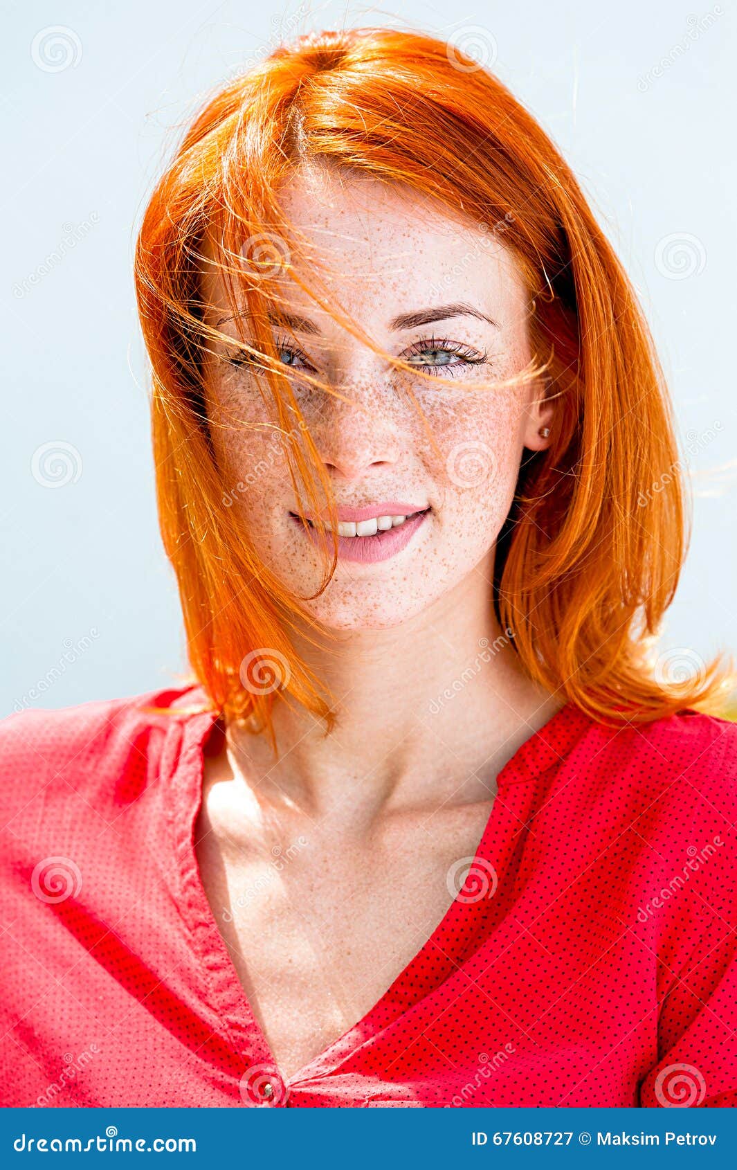 Verticale D'une Belle Jeune Femme Rousse Image stock - Image du beauté ... Verticale D'une Belle Jeune Femme Rousse Image stock - Image du beauté ...