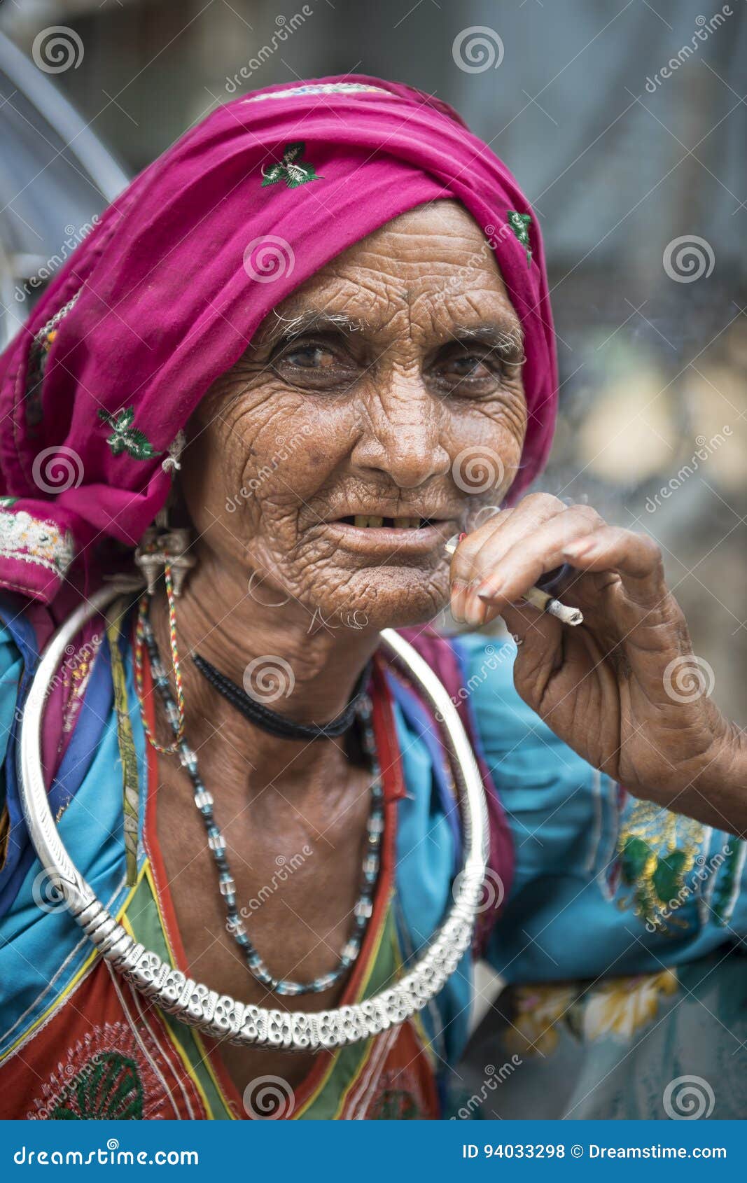 Verticale D'une Femme Indienne Photo stock éditorial - Image du ...