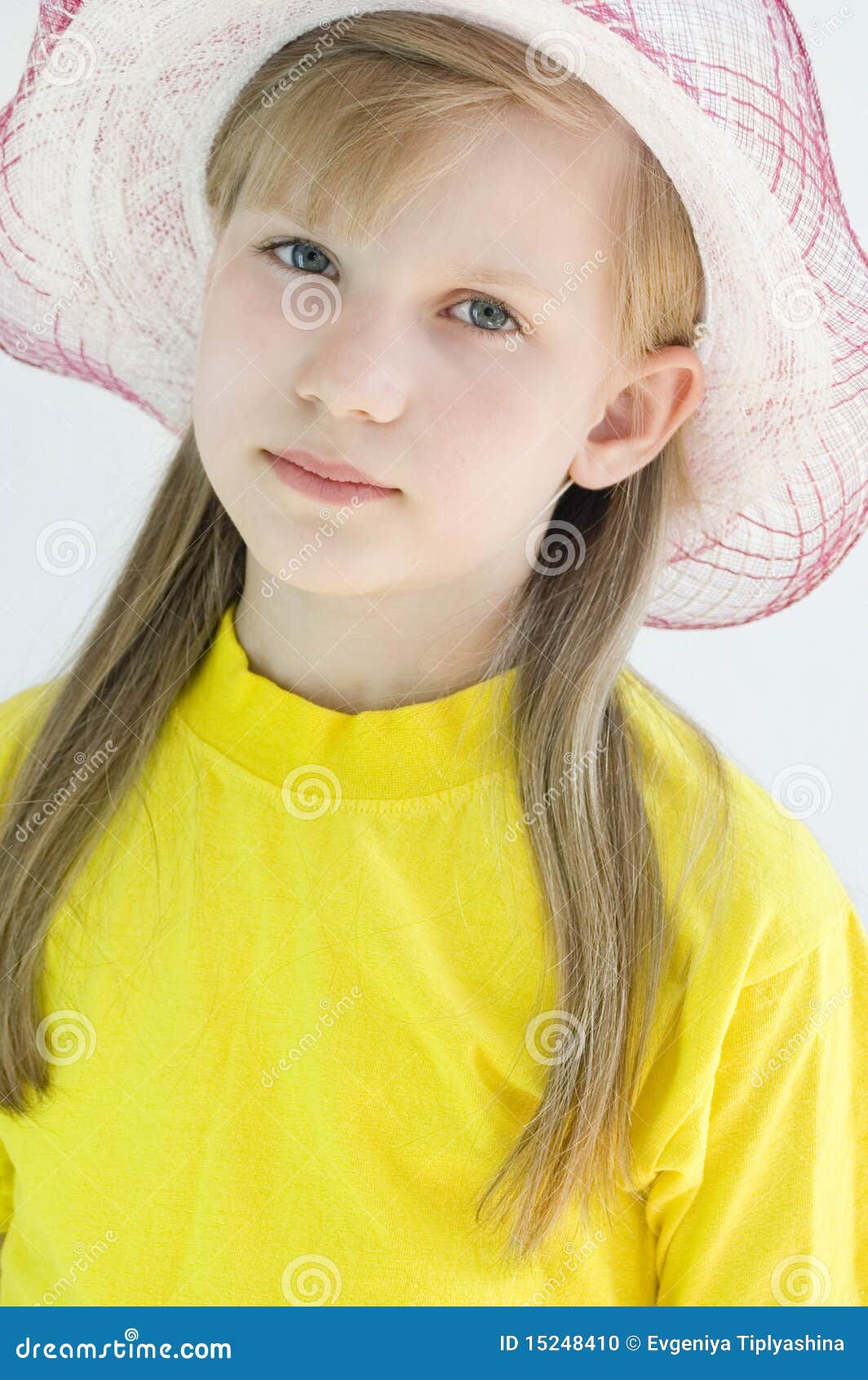 Verticale D'une Fille 8 Ans Photo stock - Image du grand, chéri: 15248410