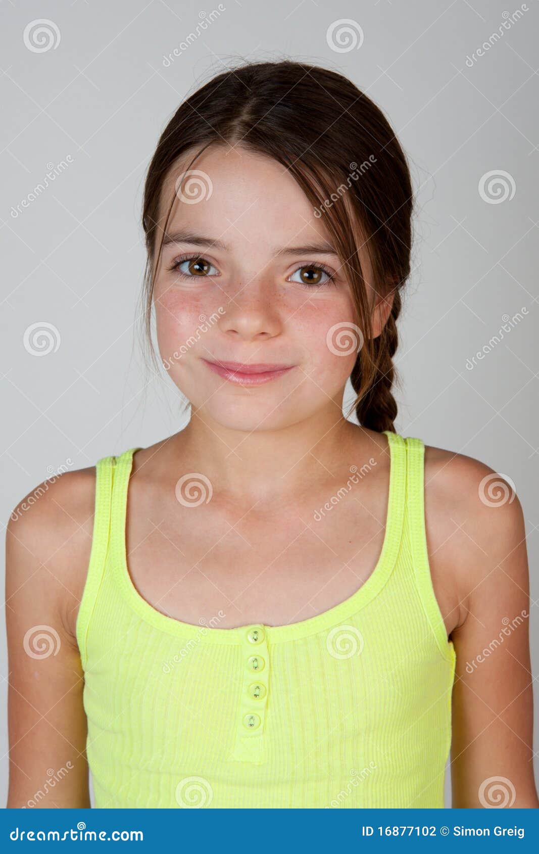 Verticale D'une Fille De 9 Ans Photo stock - Image du sourire, enfant ...