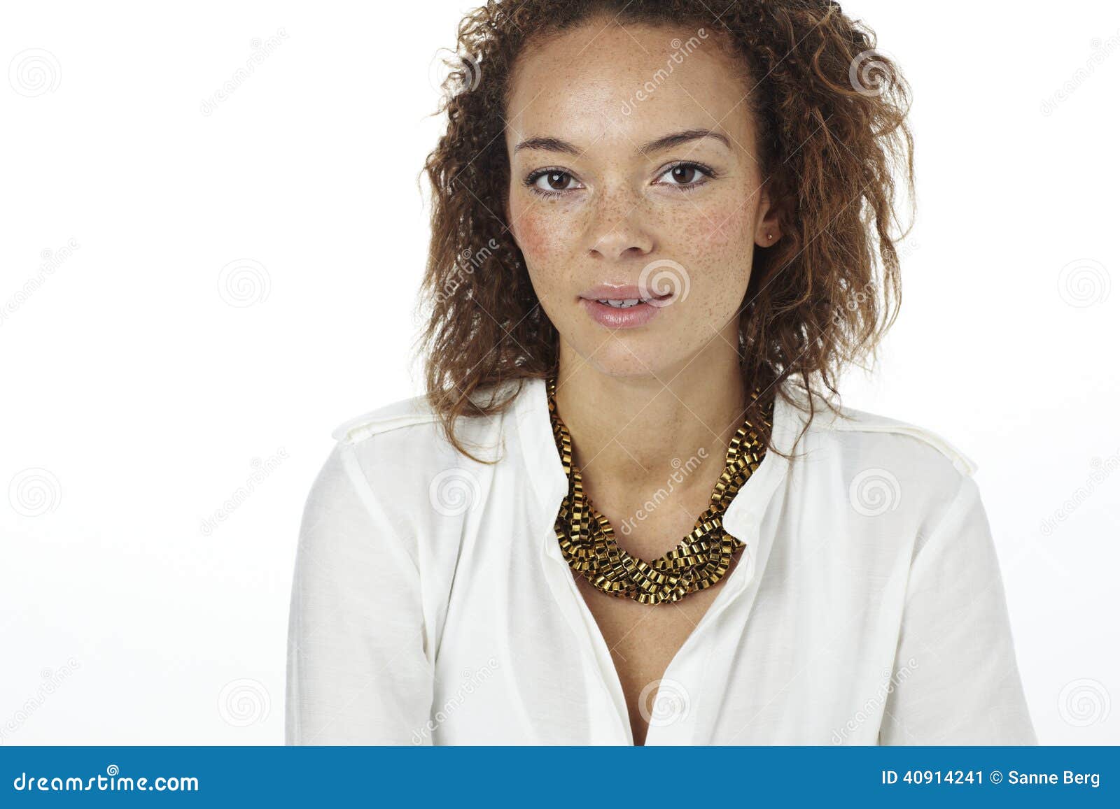Verticale D'une Jeune Femme Dans Le Studio Image stock - Image du brun ... Verticale D'une Jeune Femme Dans Le Studio Image stock - Image du brun ...