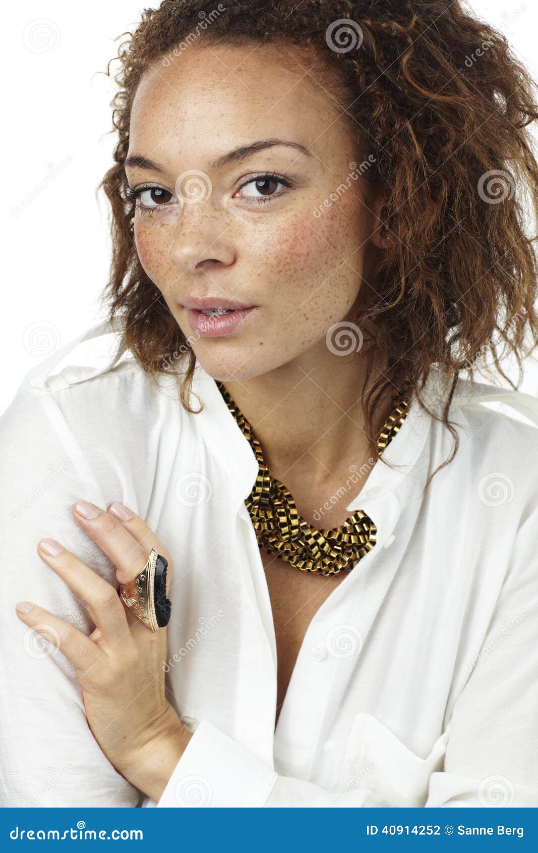 Verticale D'une Jeune Femme Dans Le Studio Photo stock - Image du ... Verticale D'une Jeune Femme Dans Le Studio Photo stock - Image du ...