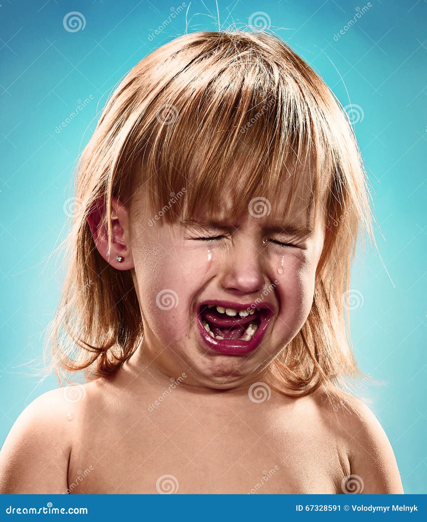 Verticale D'une Petite Fille Elle Pleure Image stock - Image du fâché ...