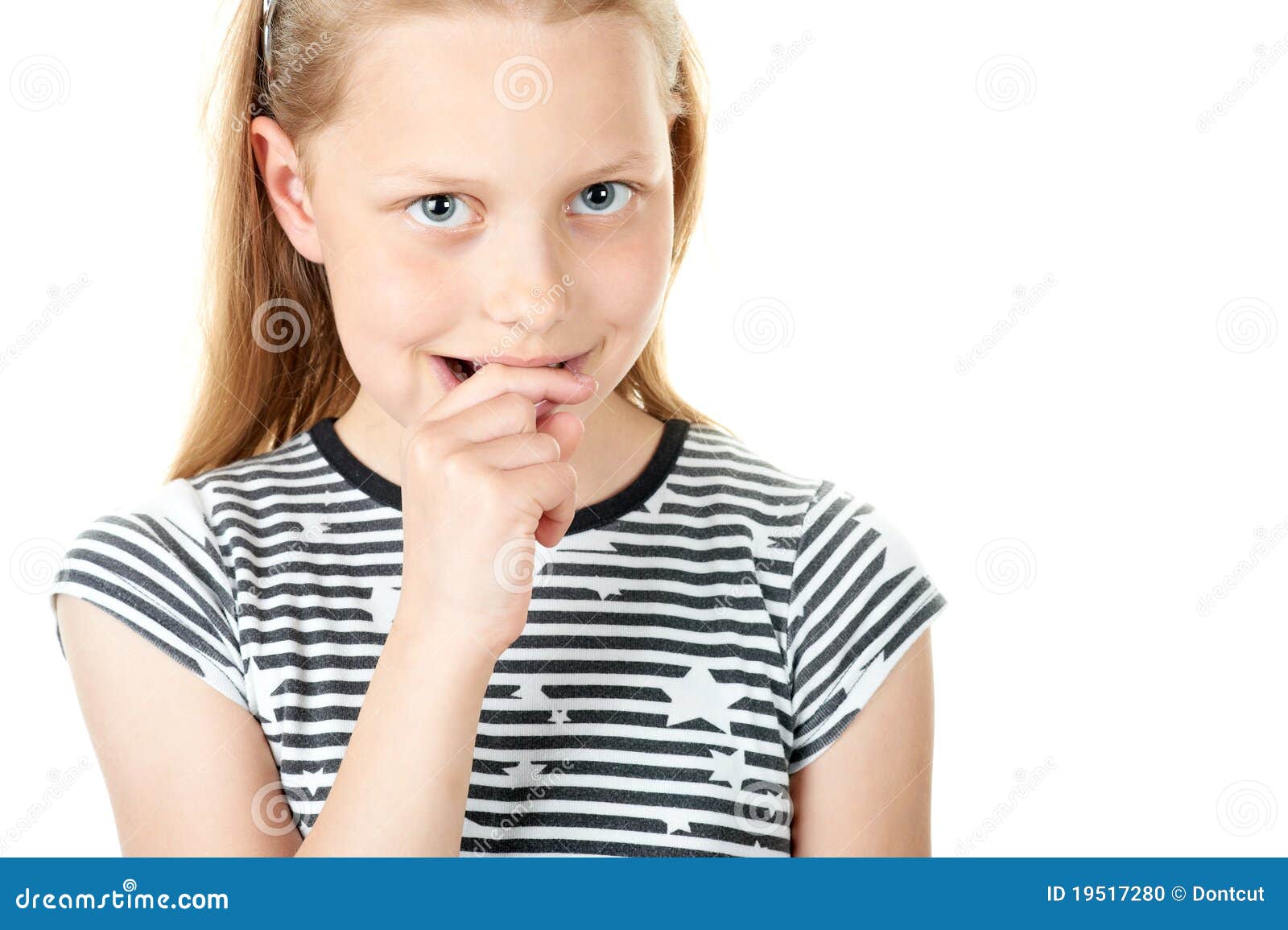 Verticale D'une Petite Fille Timide Sur Le Blanc Photo stock - Image du ...