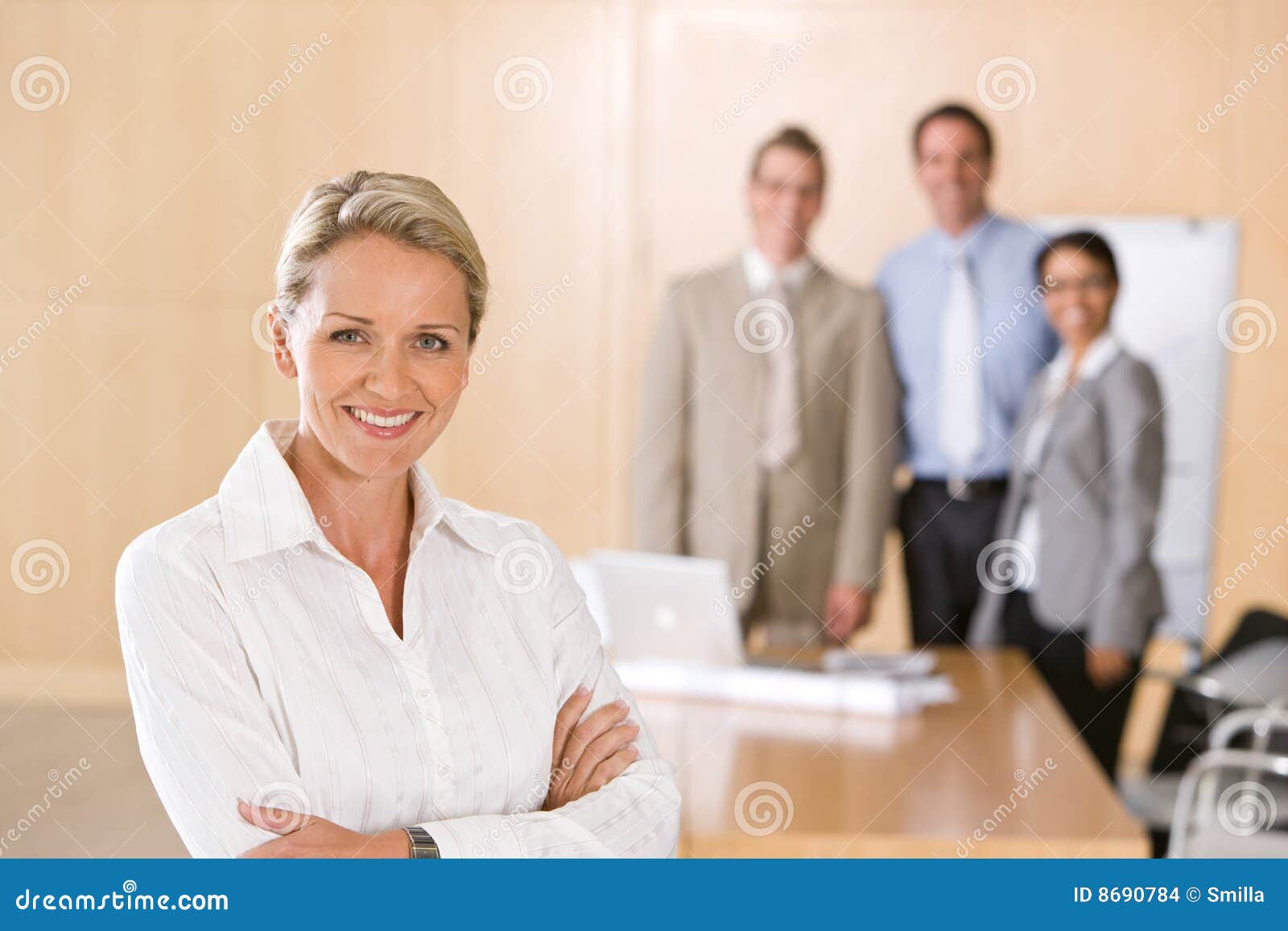 Verticale De Beau Directeur Femelle Photo stock - Image du positif ...