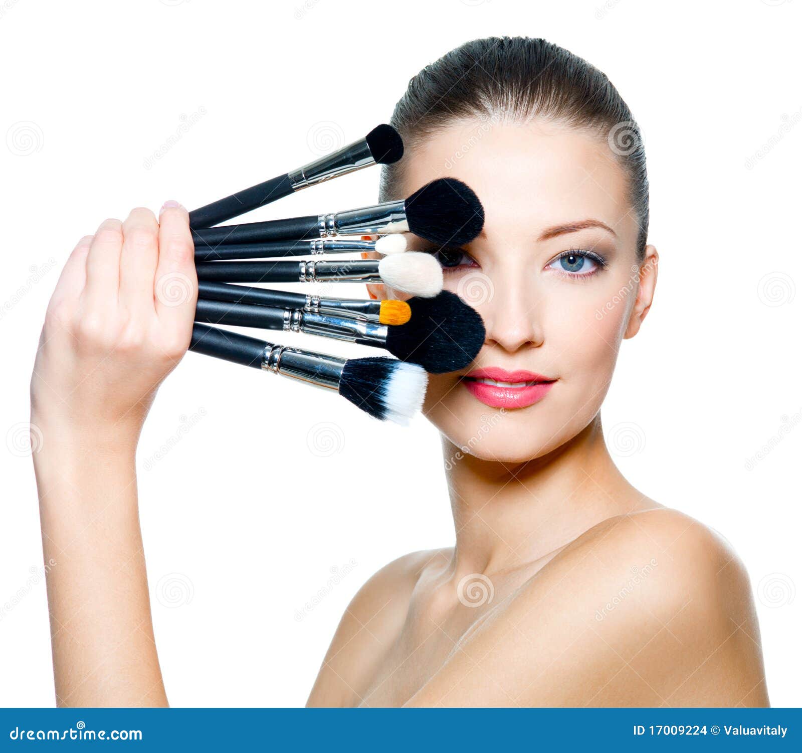 Verticale De Belle Femme Avec Des Balais De Renivellement Photo stock ... Verticale De Belle Femme Avec Des Balais De Renivellement Photo stock ...