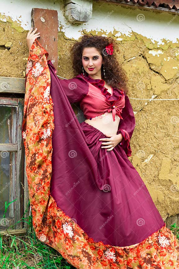 Verticale De Belle Femme Gitane Image stock - Image of humain, expressif: 20883595