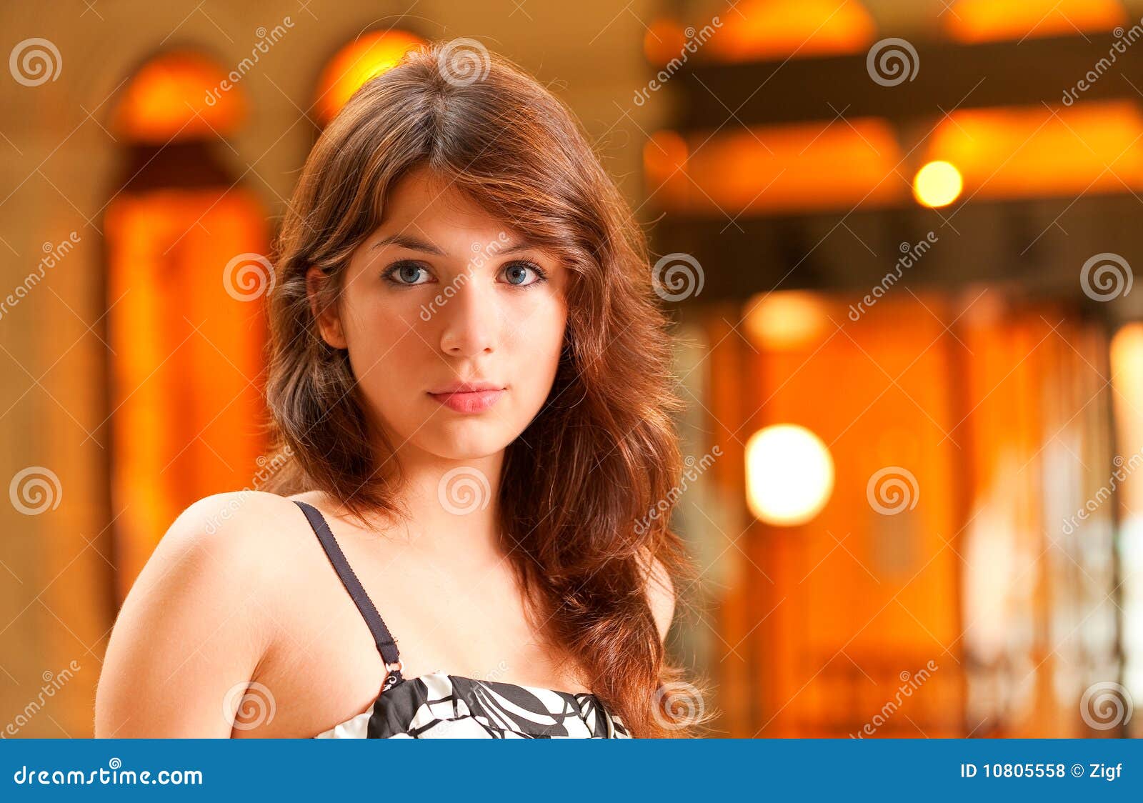 Verticale De Belle Fille Photo Stock Image Du Indoors 10805558