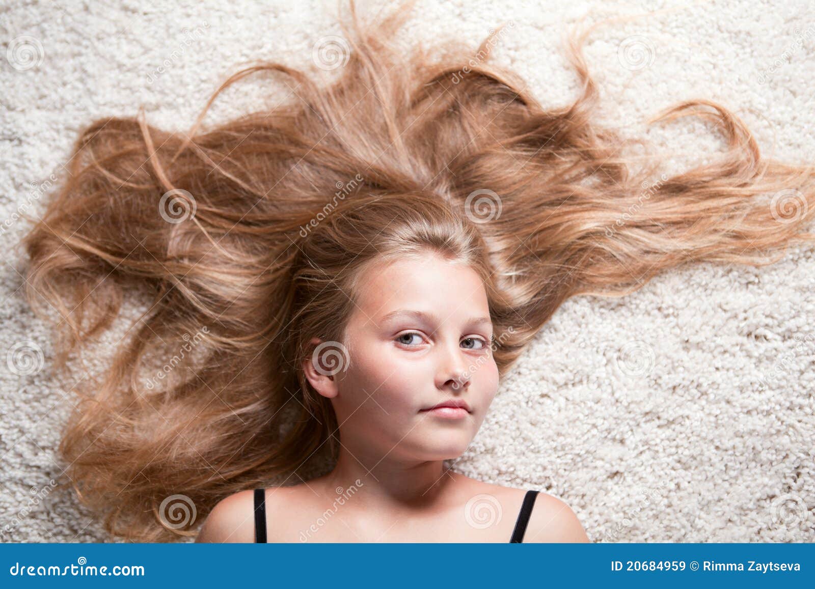 Verticale De Belle Fille Avec Le Long Cheveu Image Stock Image Du