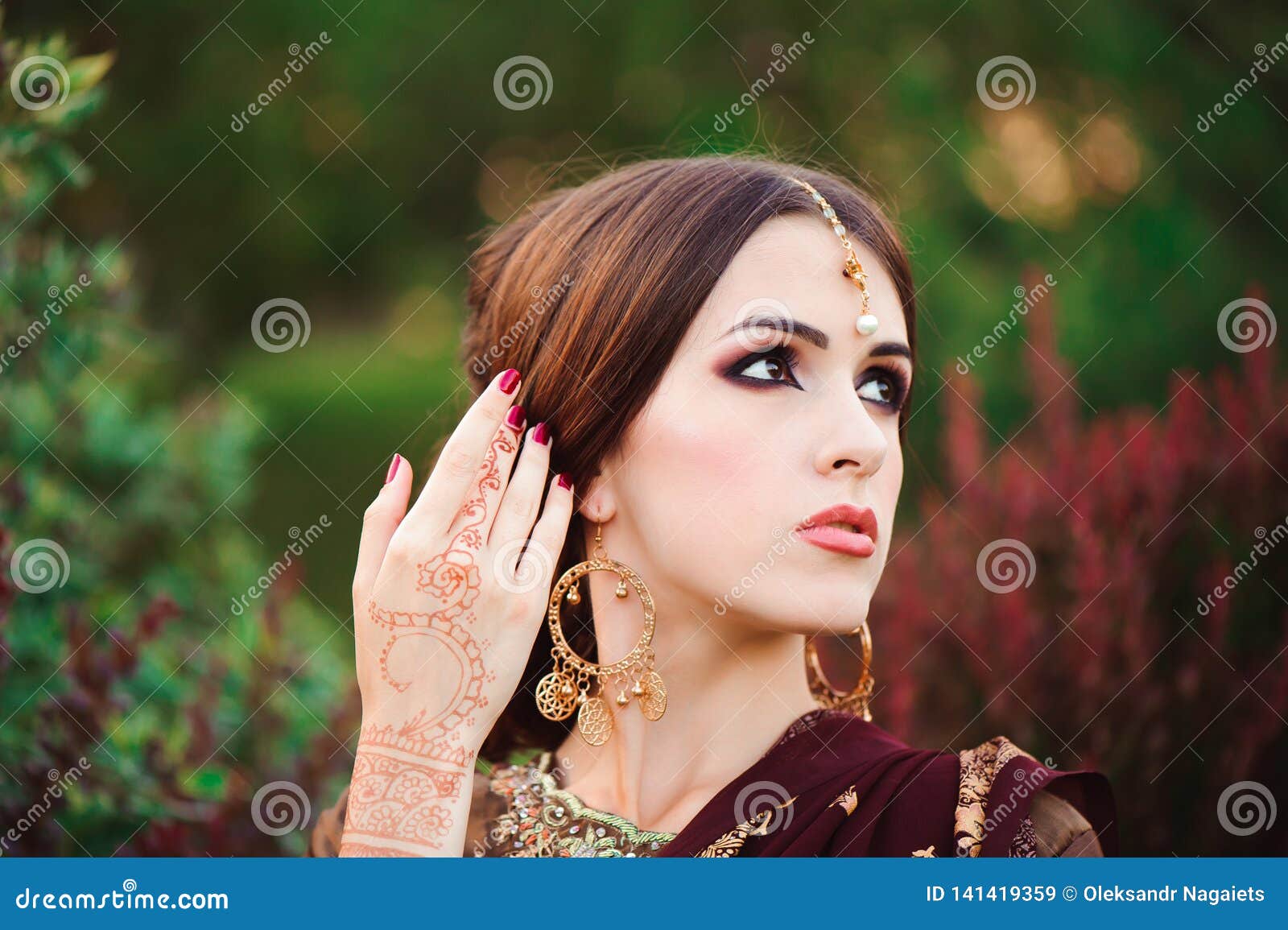 Verticale De Belle Fille Indienne Jeune Modèle Indou De Femme Avec Le Mehndi De Tatoo Et Les