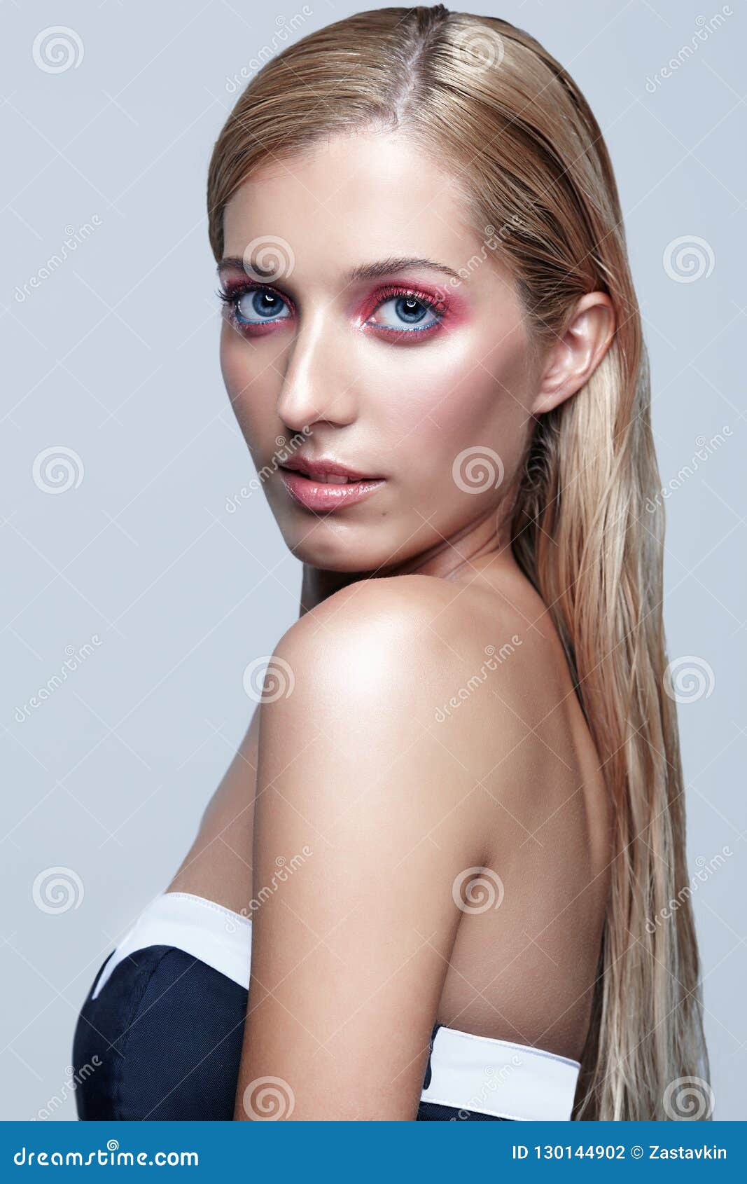 Verticale De Belle Fille Longs Jeunes De Femme De Cheveu Blond Photo