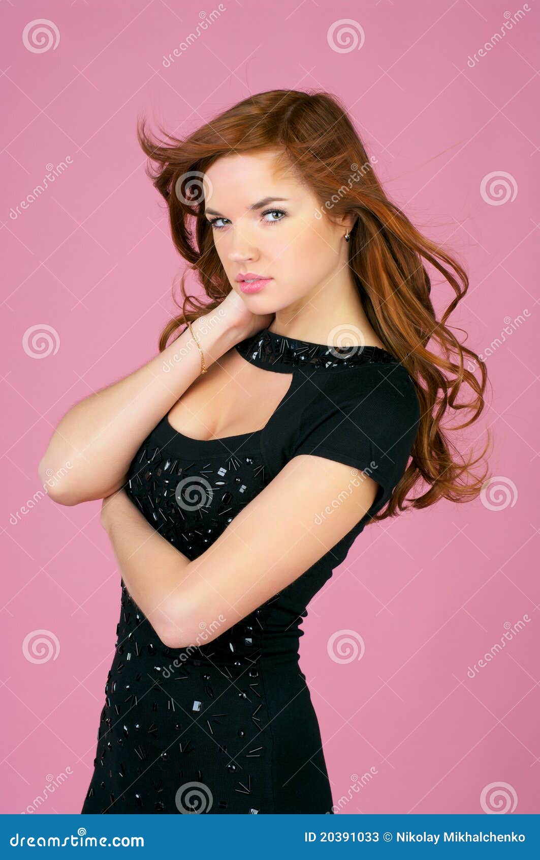 Verticale De Belle Jeune Femelle Image stock - Image du rouge, bouclé ...