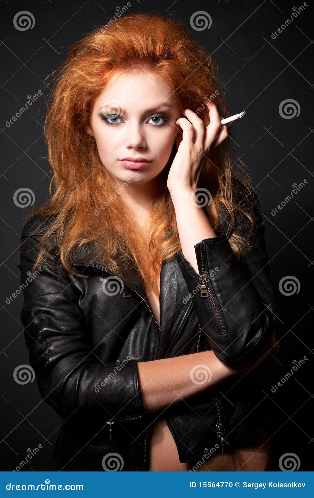 Verticale De Belle Jeune Femme Rousse Photo stock - Image du main, gens ...