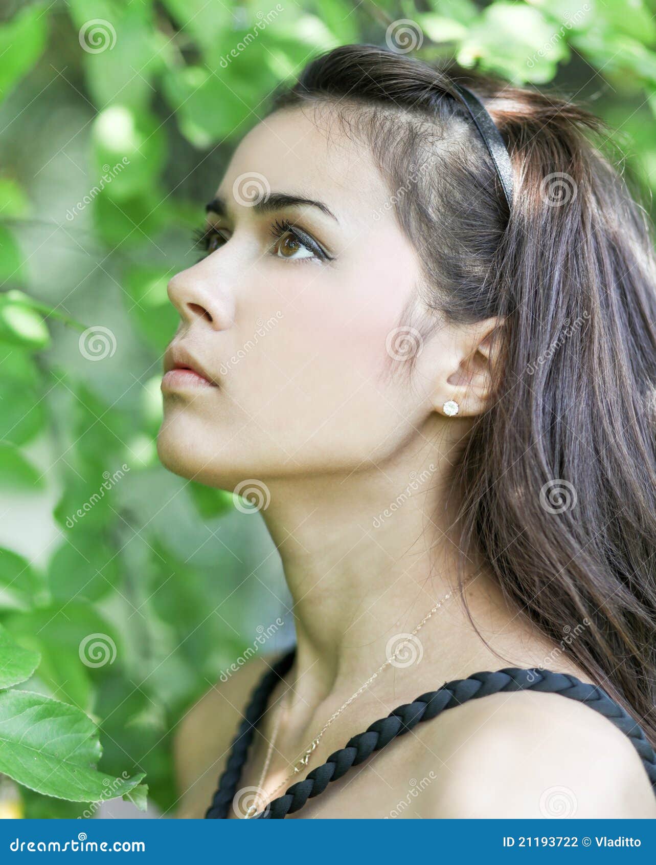 Verticale De Belle Jeune Fille Mignonne Photo Stock Image Du