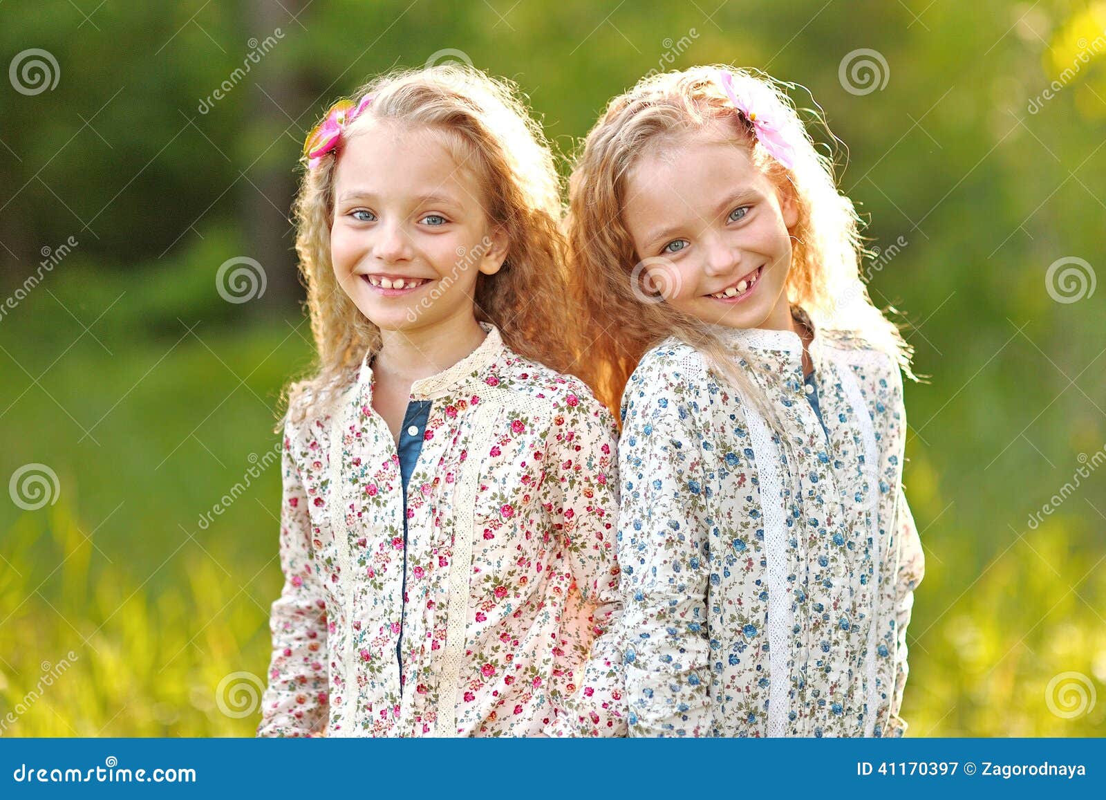Verticale De Deux Petites Filles Image stock - Image du joie, positif ... Verticale De Deux Petites Filles Image stock - Image du joie, positif ...