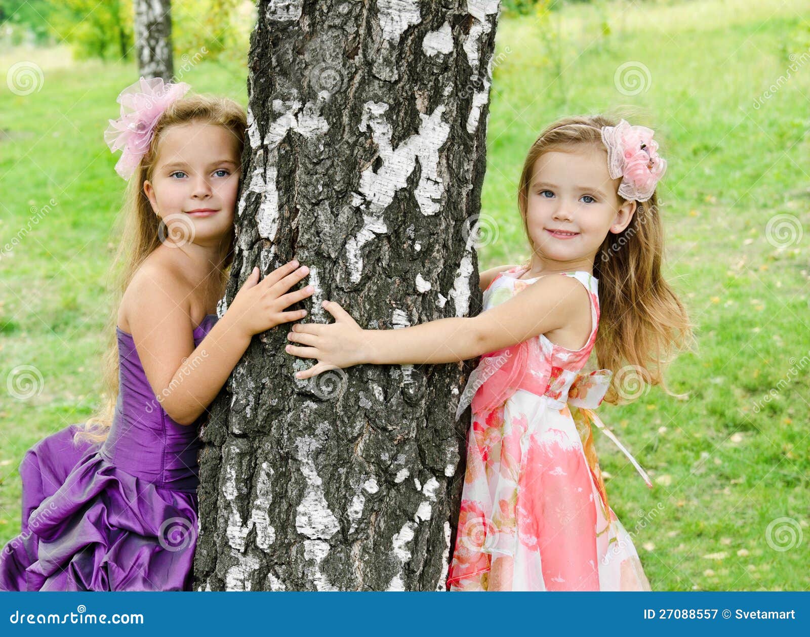 Verticale De Deux Petites Filles Mignonnes Image stock - Image du ...