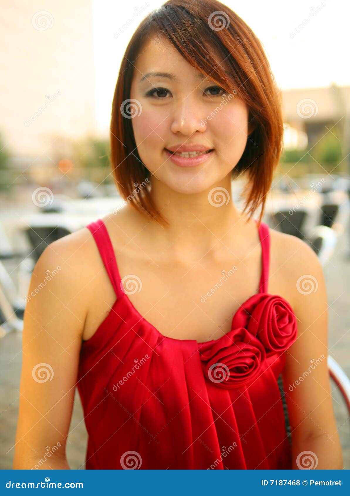 Verticale De Fille Asiatique Dans La Robe Rouge Photo Stock Image Du