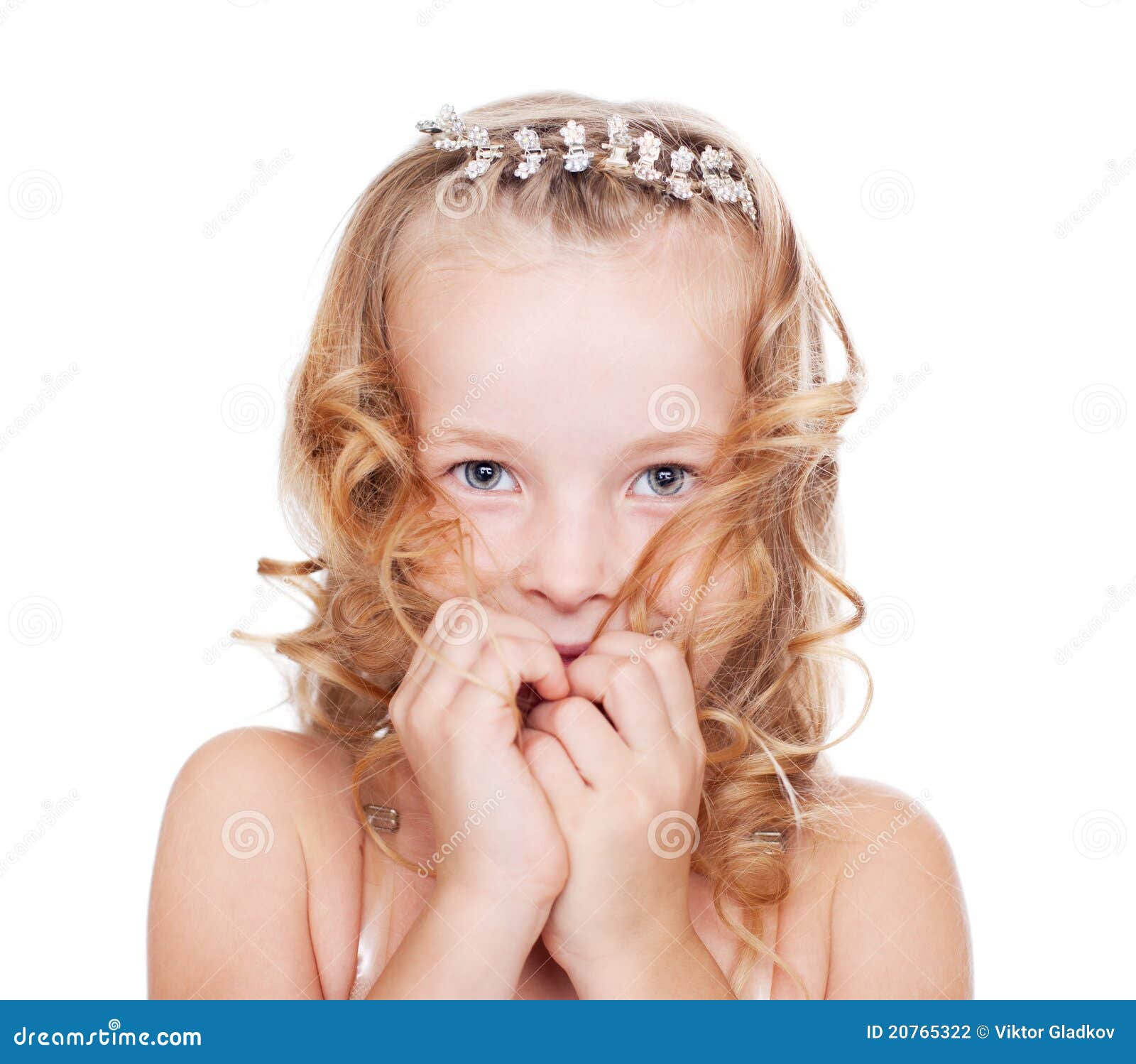 Verticale De Fille Assez Petite Timide Photo stock - Image of fille ...