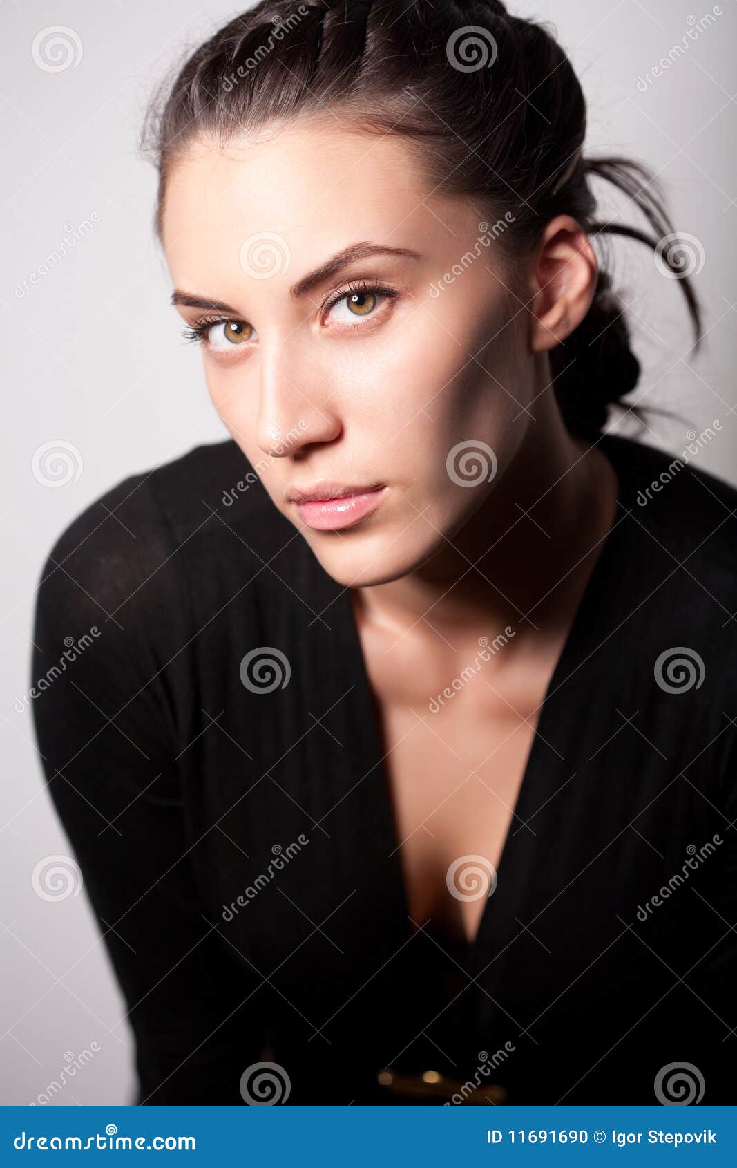 Verticale De Fille Attirante De Brunette Au Dessus De Gris Photo Stock