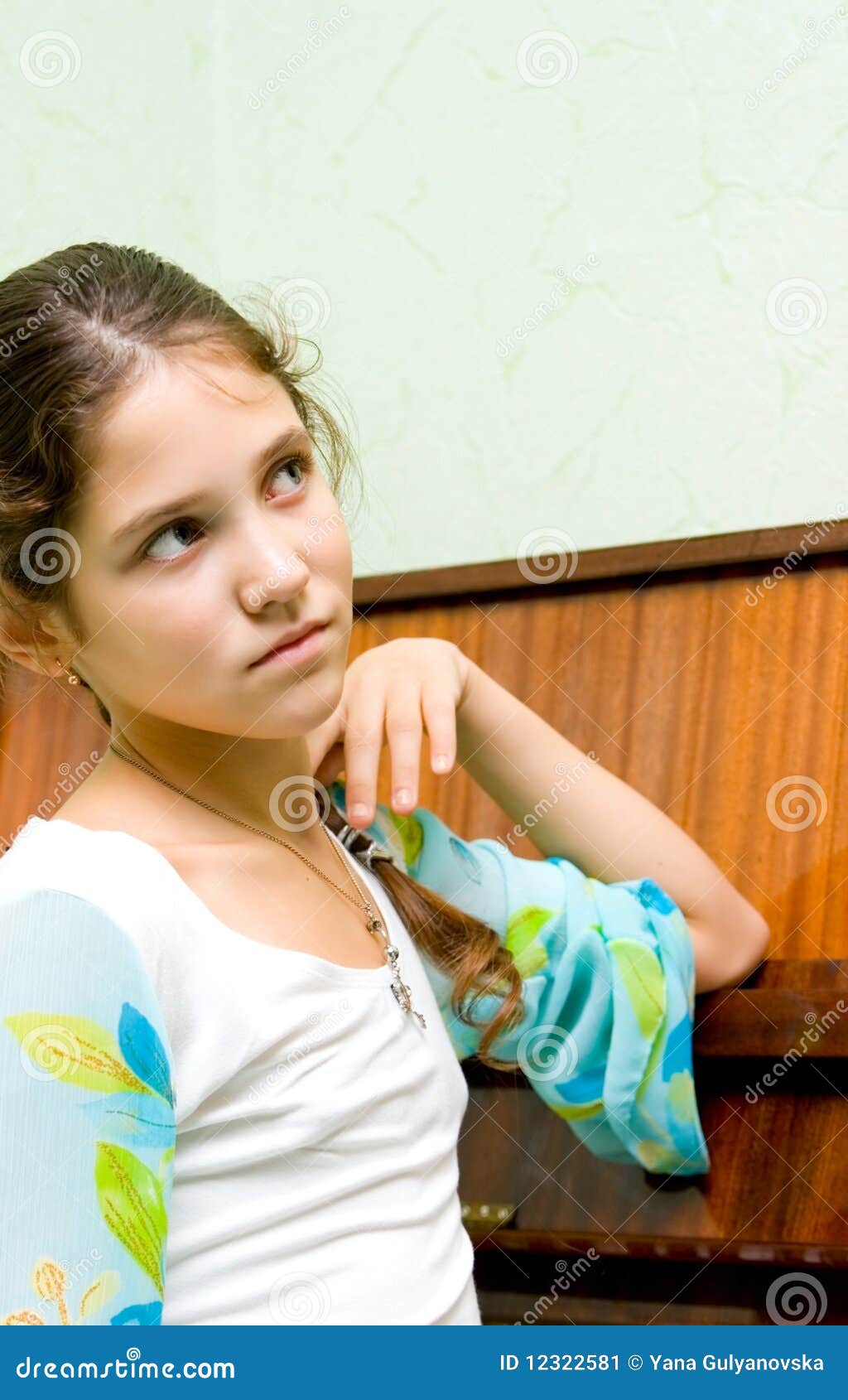 Verticale De Fille De Ladolescence Mignonne Image Stock Image Du