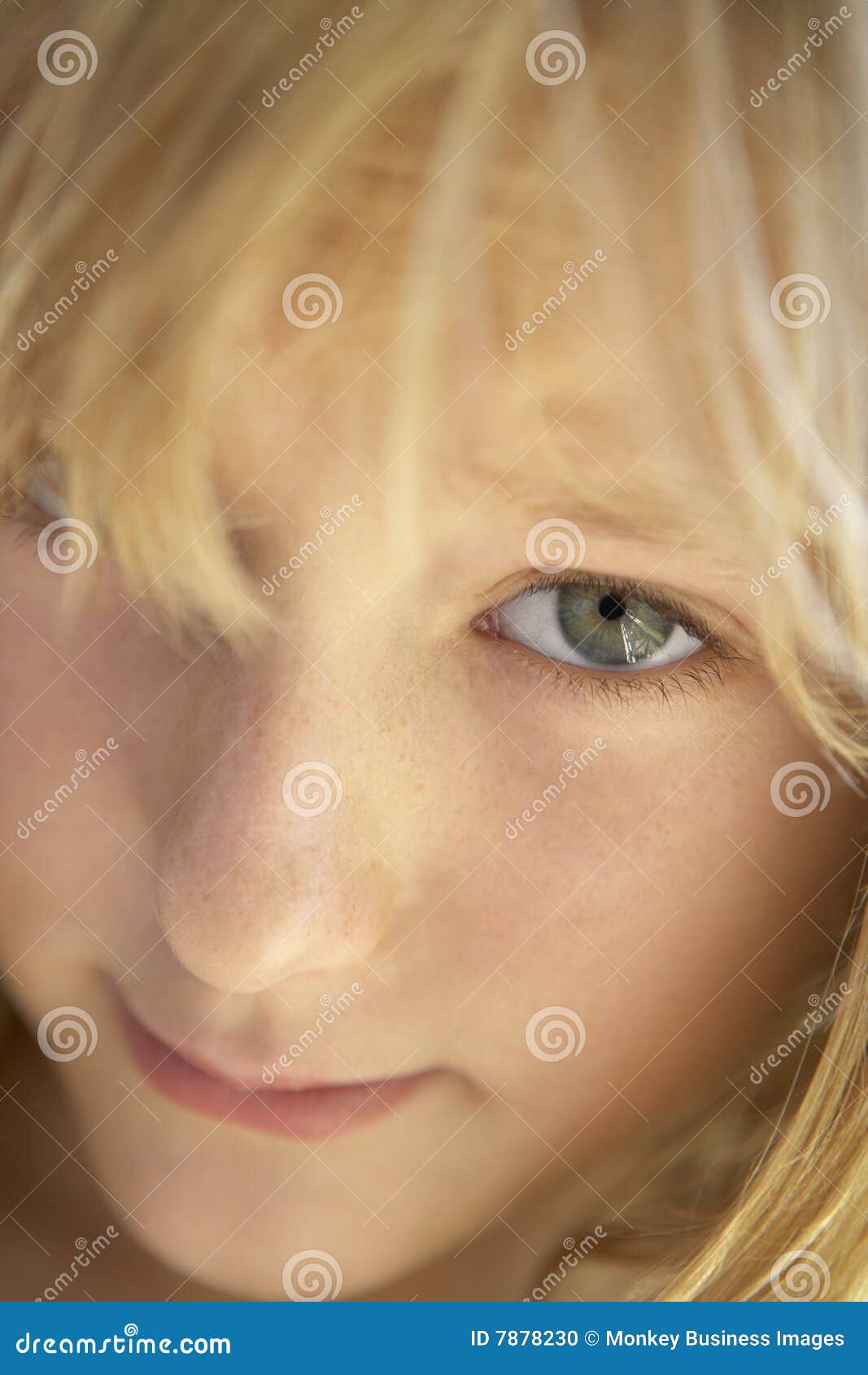 Verticale de fille timide photo stock. Image du enfant - 7878230