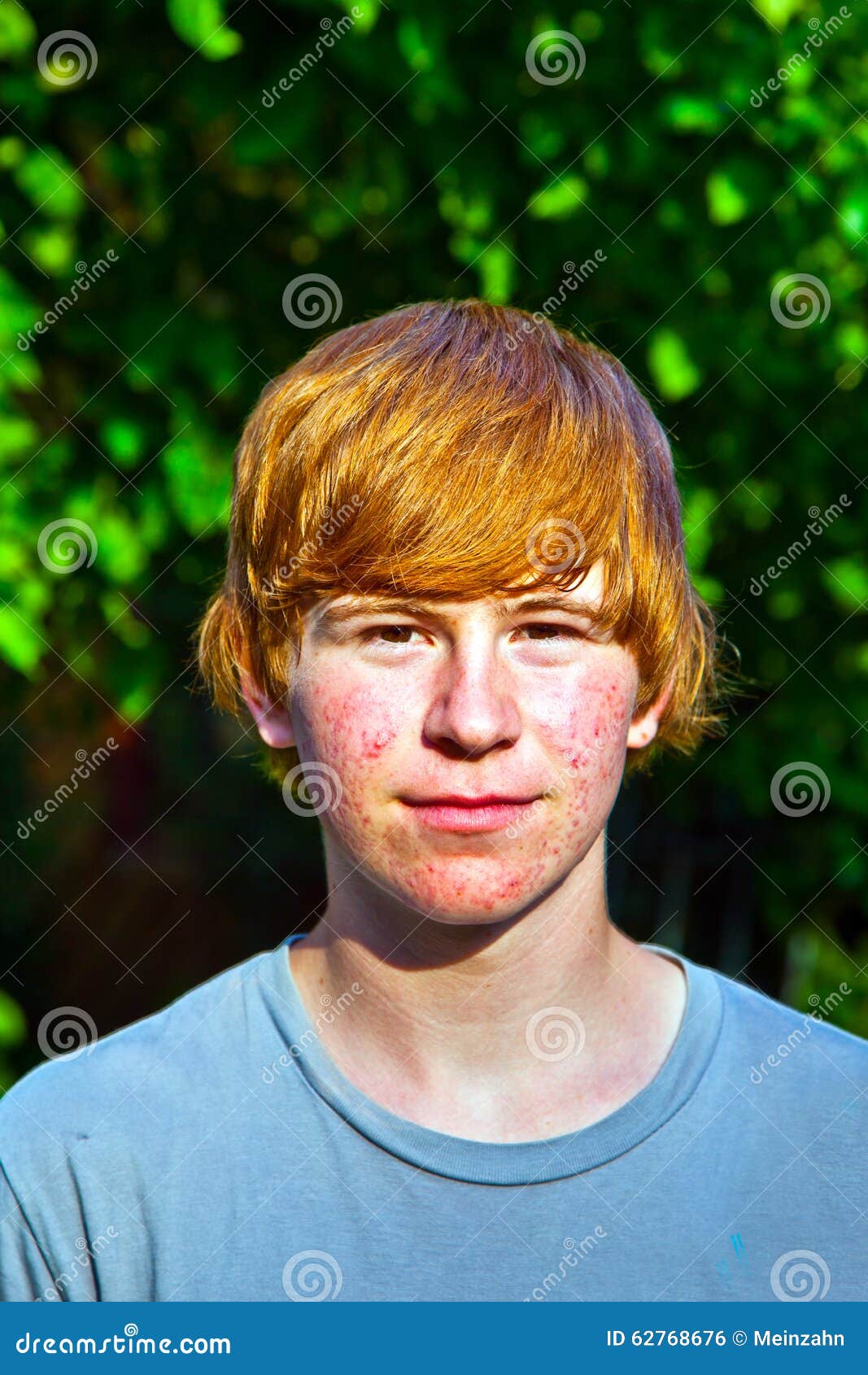 Verticale De Garçon Mignon En Puberté Photo stock - Image du verticale ...