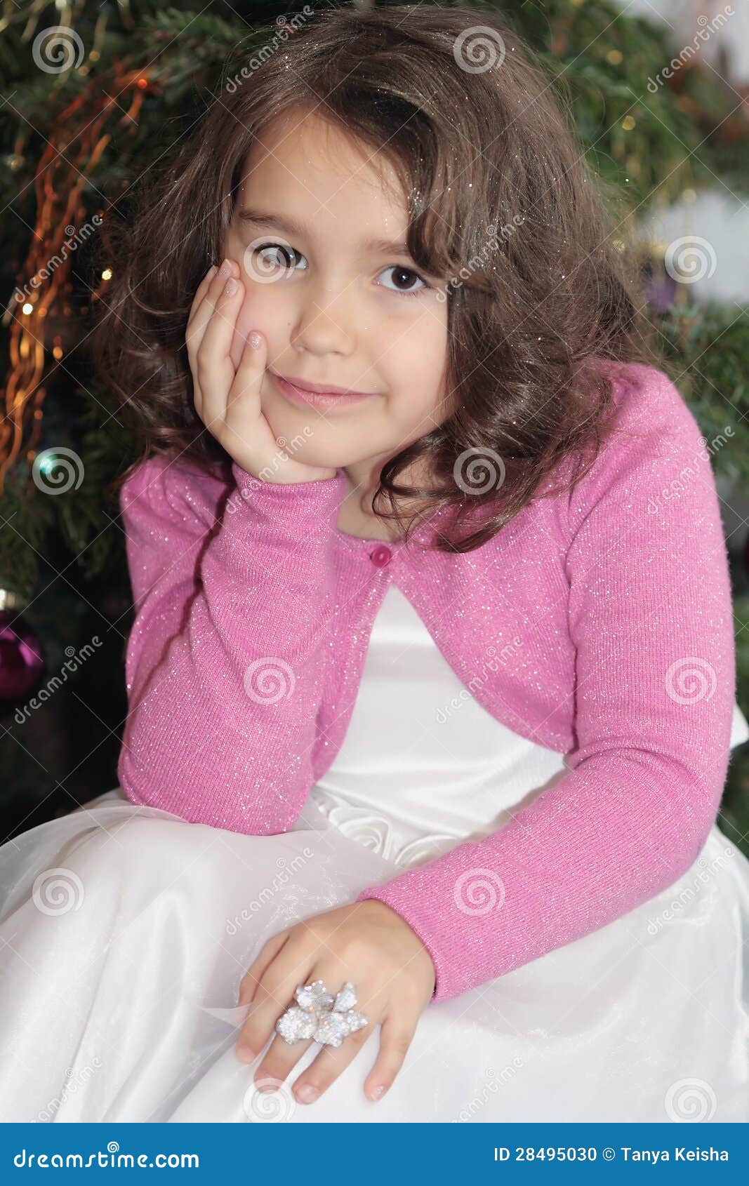 Verticale De Gentille Petite Fille Photo stock - Image du beauté, fond ...