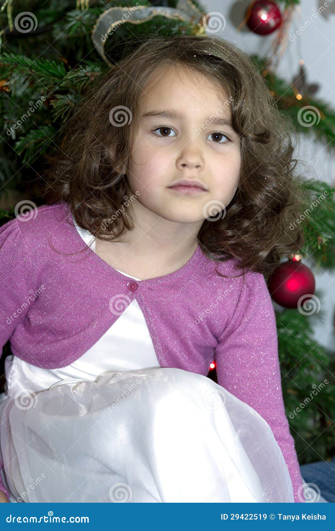 Verticale De Gentille Petite Fille Image stock - Image du enfance ...