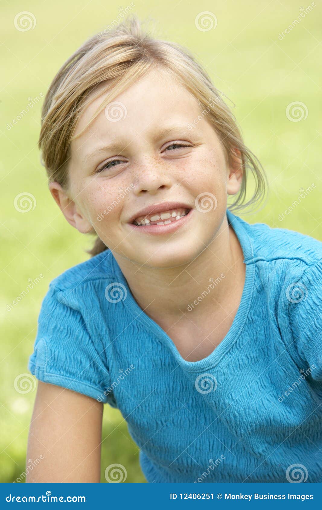 Verticale De Jeune Fille Se Reposant En Stationnement Image Stock