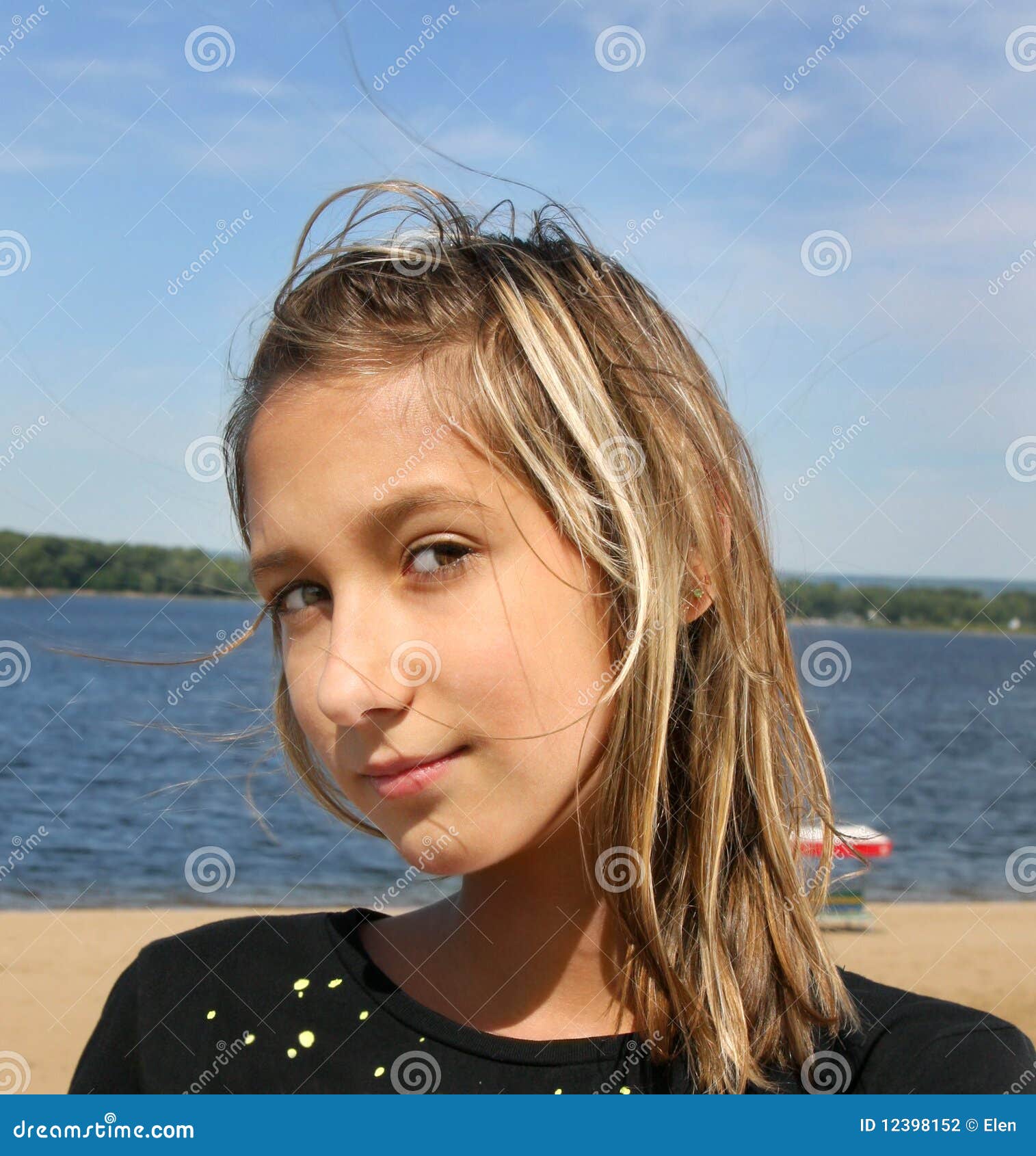Verticale De La Belle Fille Sur Une Plage Photo stock - Image du ...
