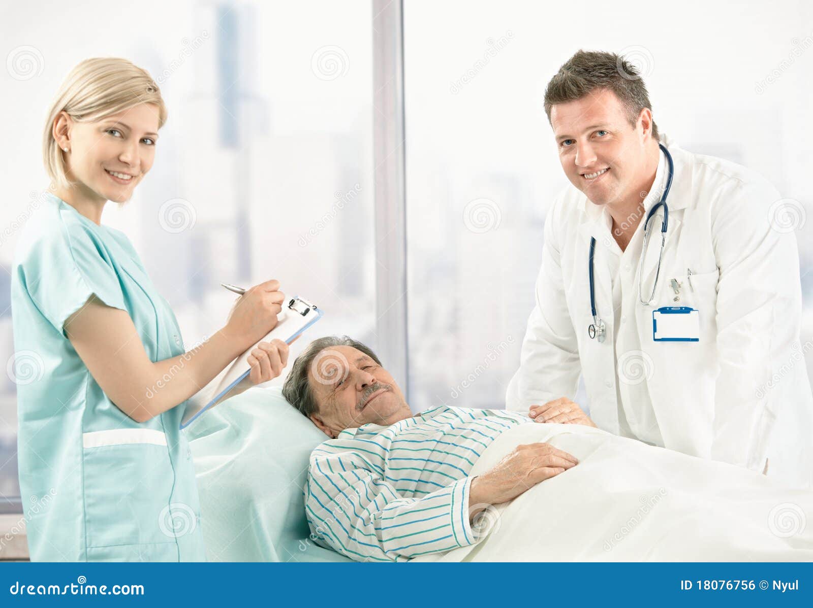 Verticale De Médecin, D'infirmière Et De Patient Image libre de droits ...