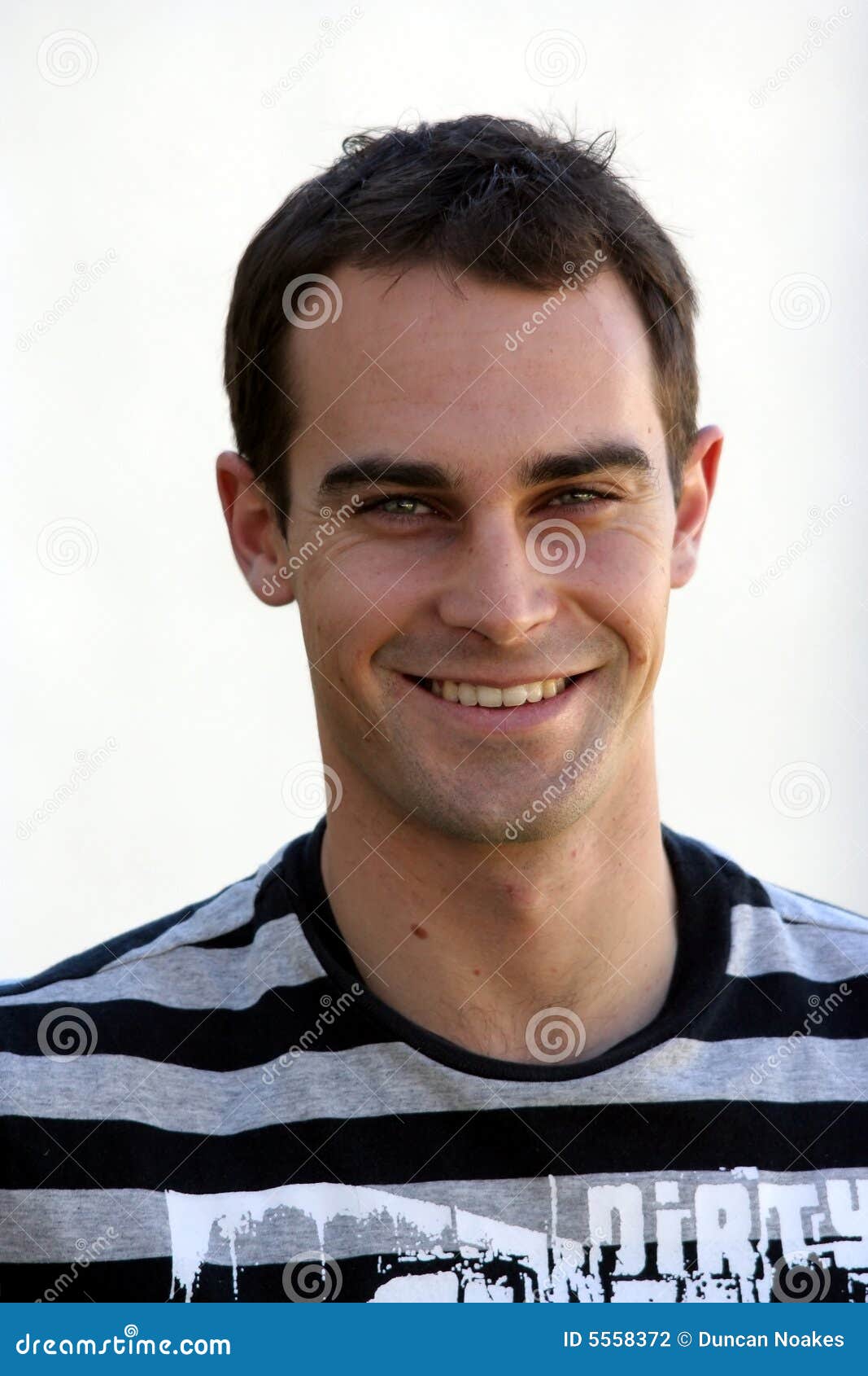 Verticale De Sourire De Jeune Homme Photo stock - Image du ajustement ...