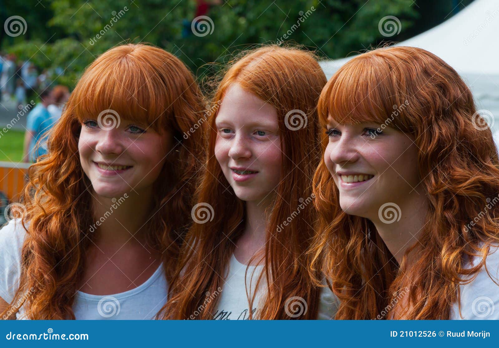 Verticale De Trois Filles De Roux Photo éditorial - Image du modèle ...