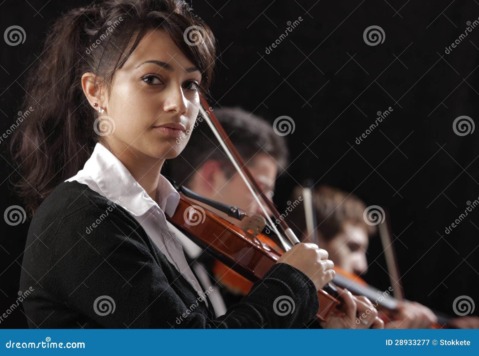 Verticale De Violoniste De Jeune Femme Image stock - Image du copie ...