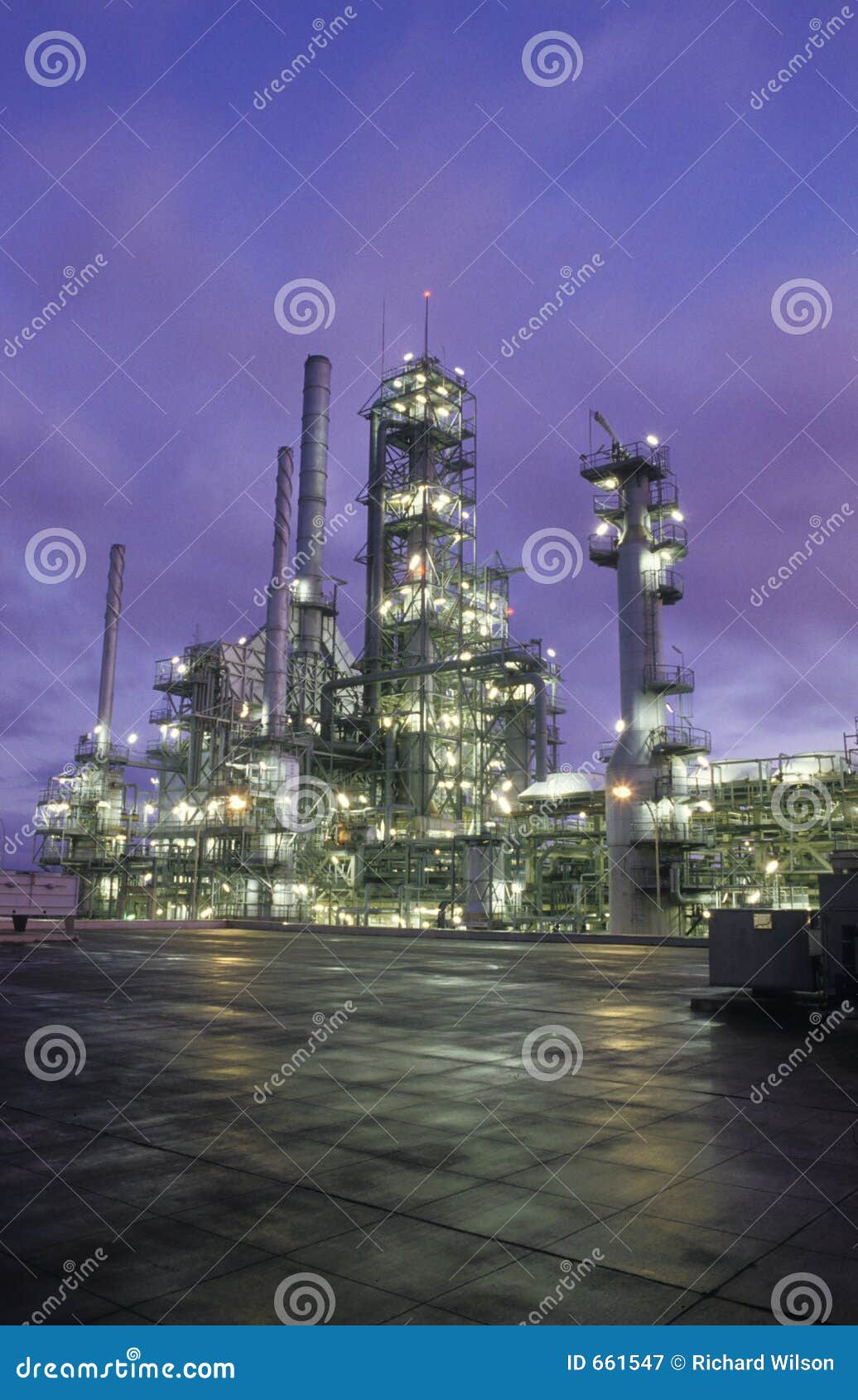 Verticale Della Raffineria Di Petrolio Immagine Stock - Immagine di ...