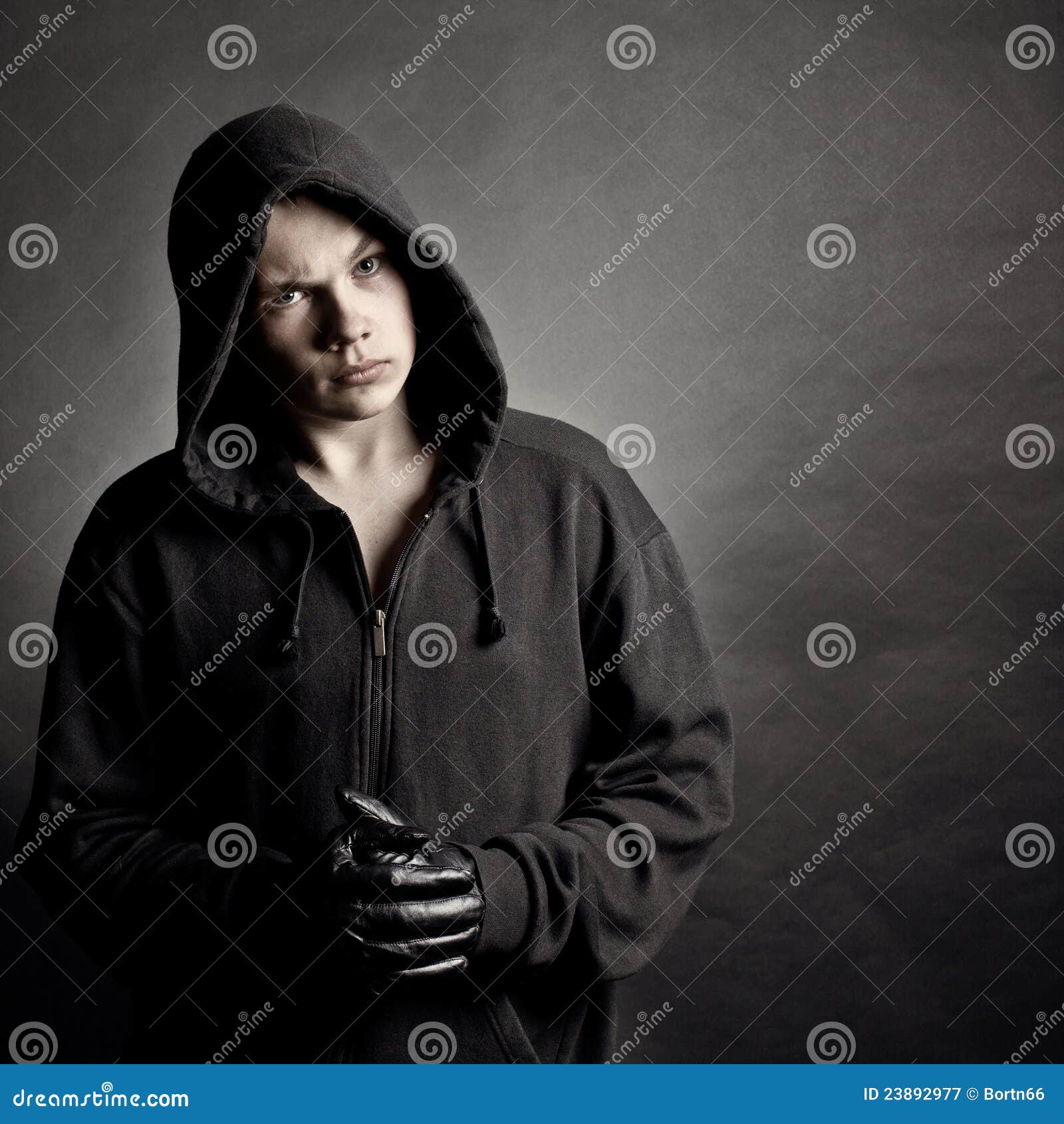 Verticale Du Jeune Homme Dans Un Capot Image stock - Image du capot ...