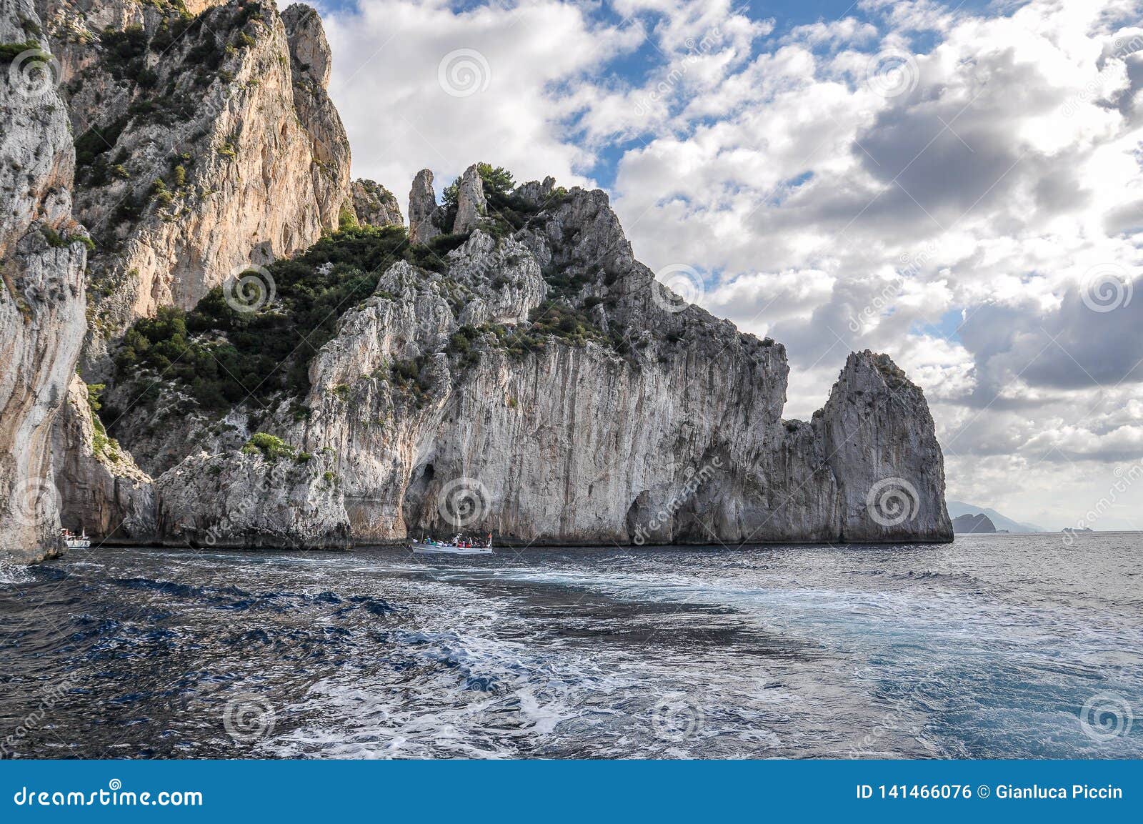 Verticale Muren Van De Rotsachtige Kust Van Het Eiland Capri Stock Foto ...